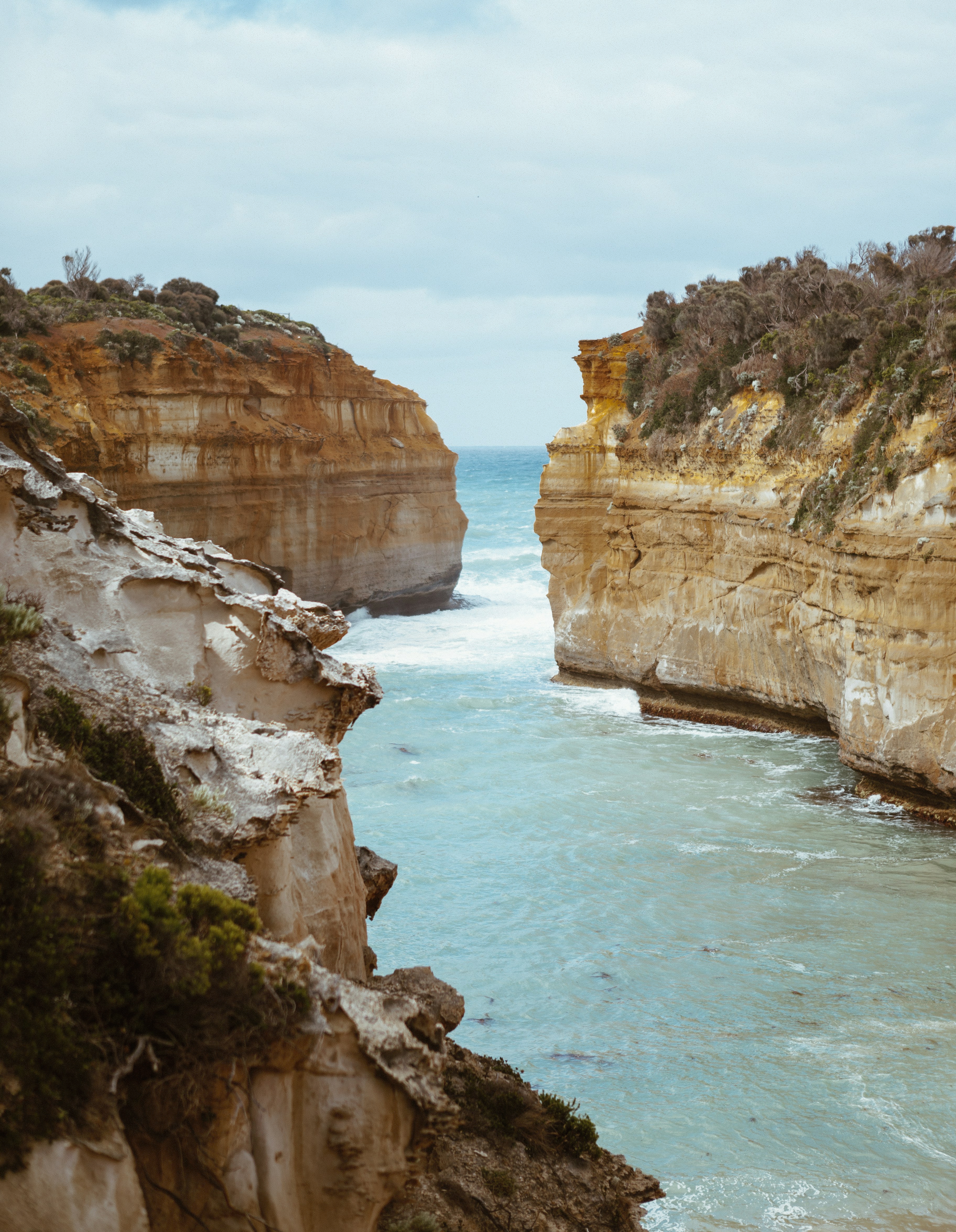 A view of the ocean from a cliff photo – Free Cliff Image on Unsplash