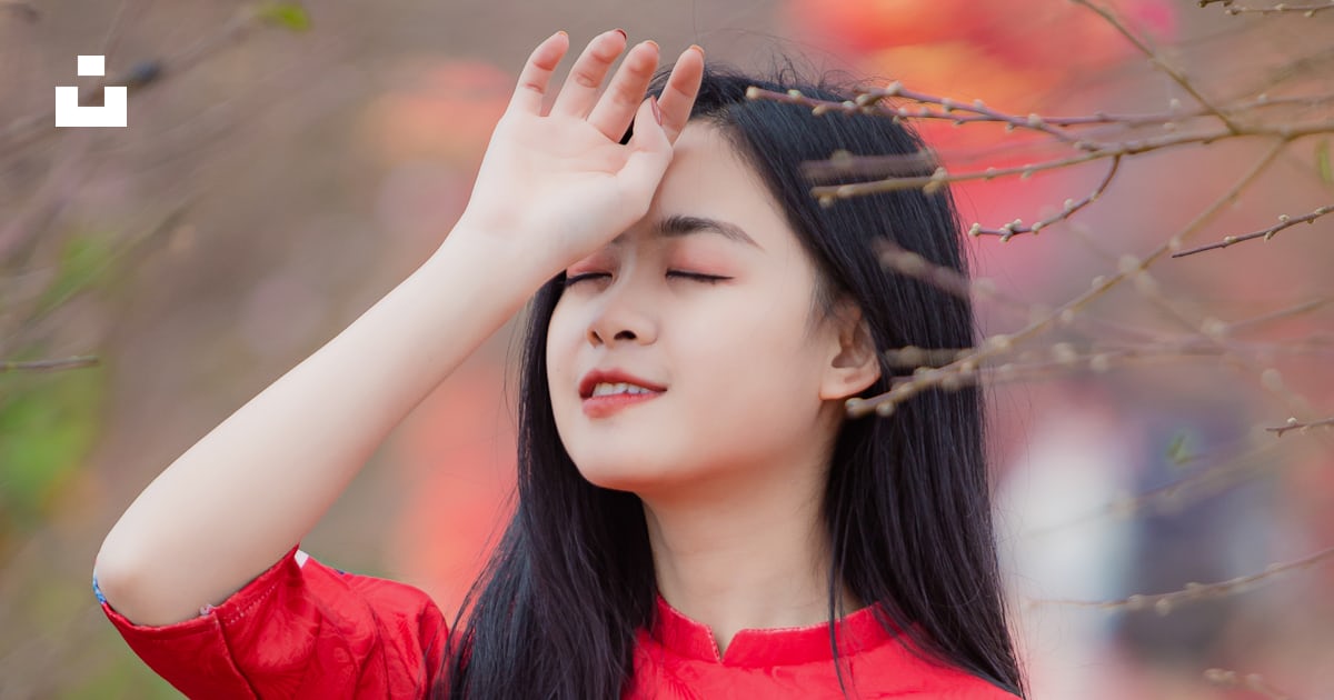 Una Mujer Con Un Vestido Rojo Parada Debajo De Un árbol Foto Imagen