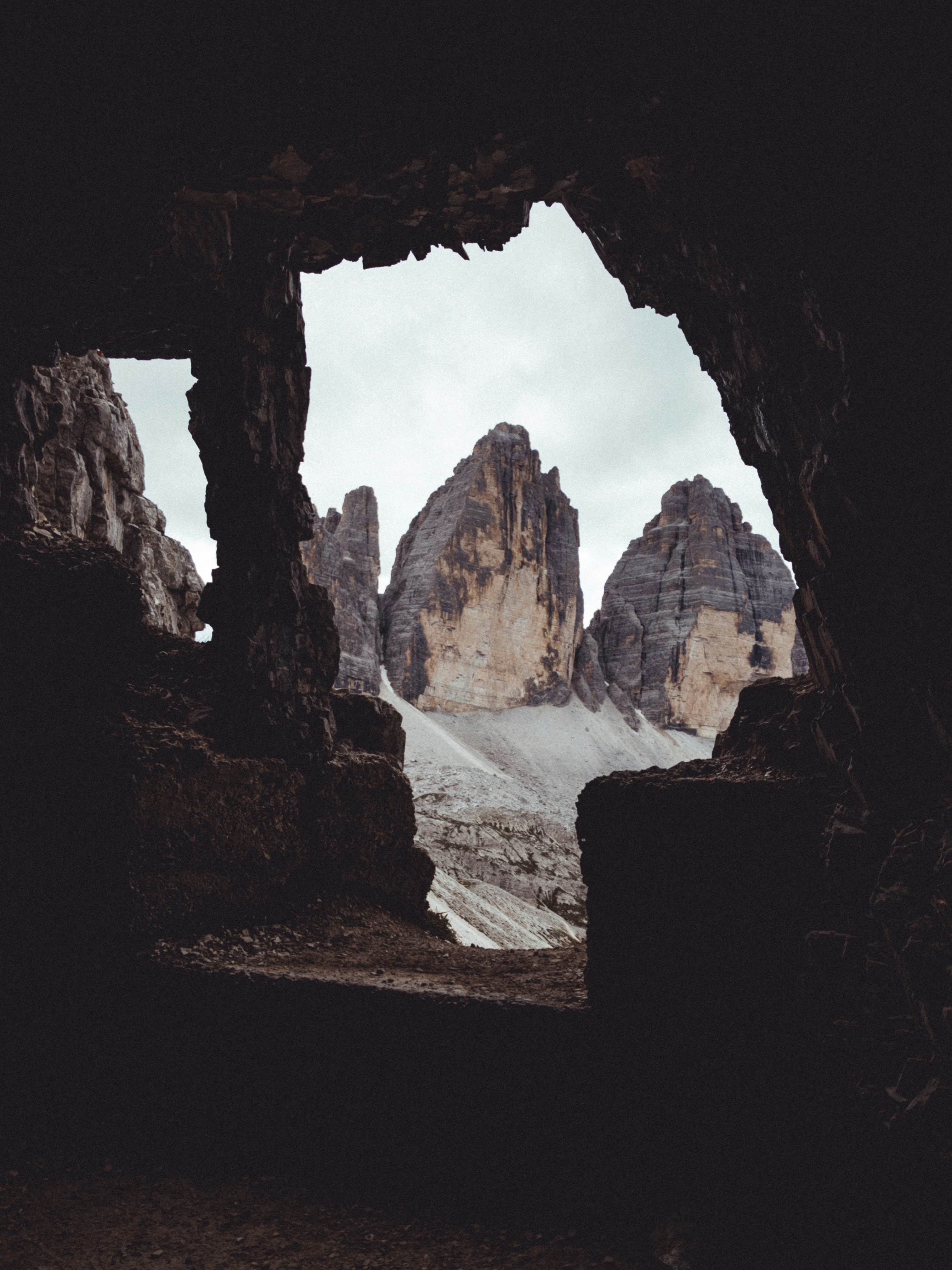 Une vue d’une chaîne de montagnes à travers une grotte photo – Photo ...
