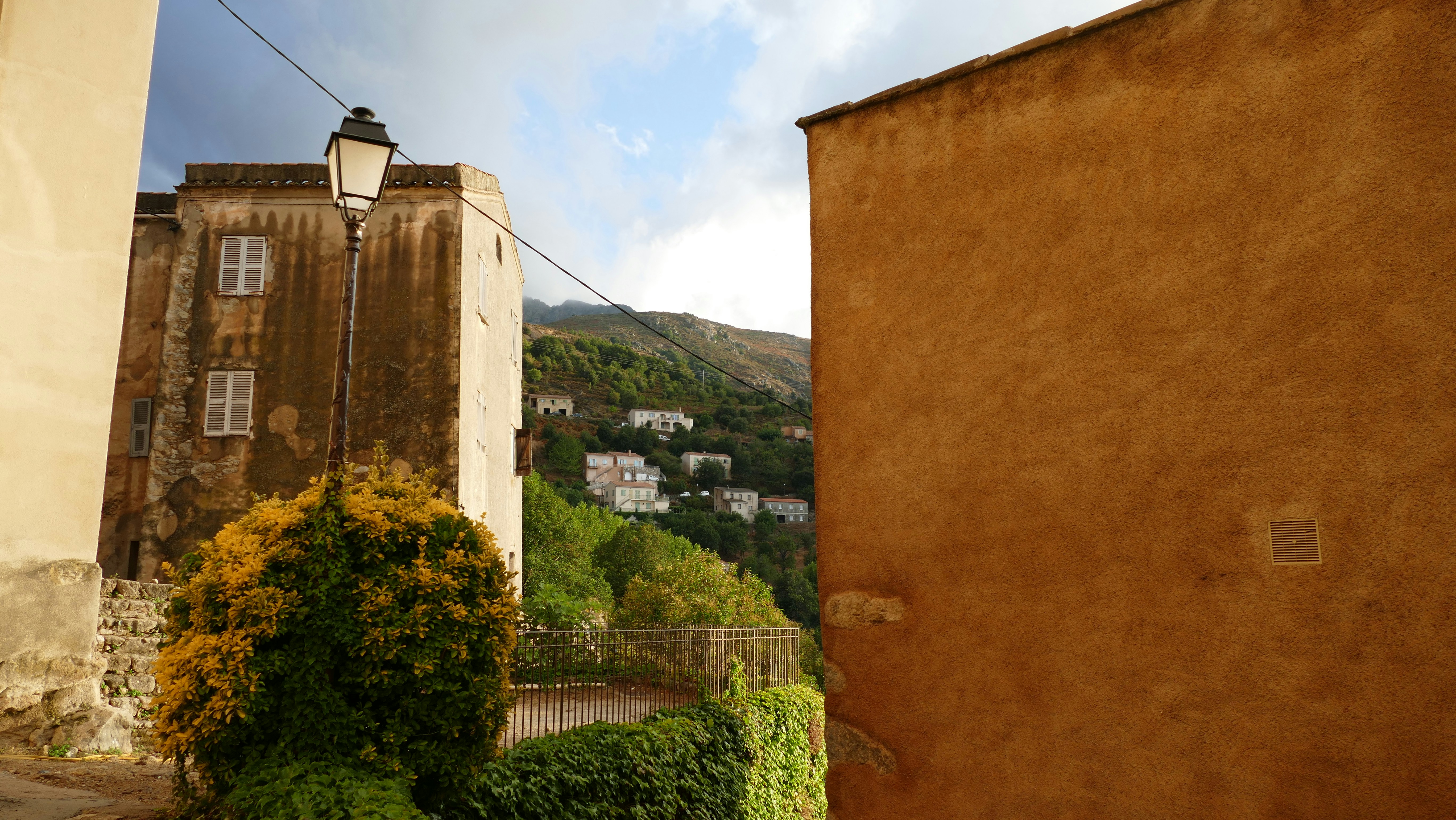 Une vue d’une ville depuis une ruelle étroite photo – Photo Rue ...
