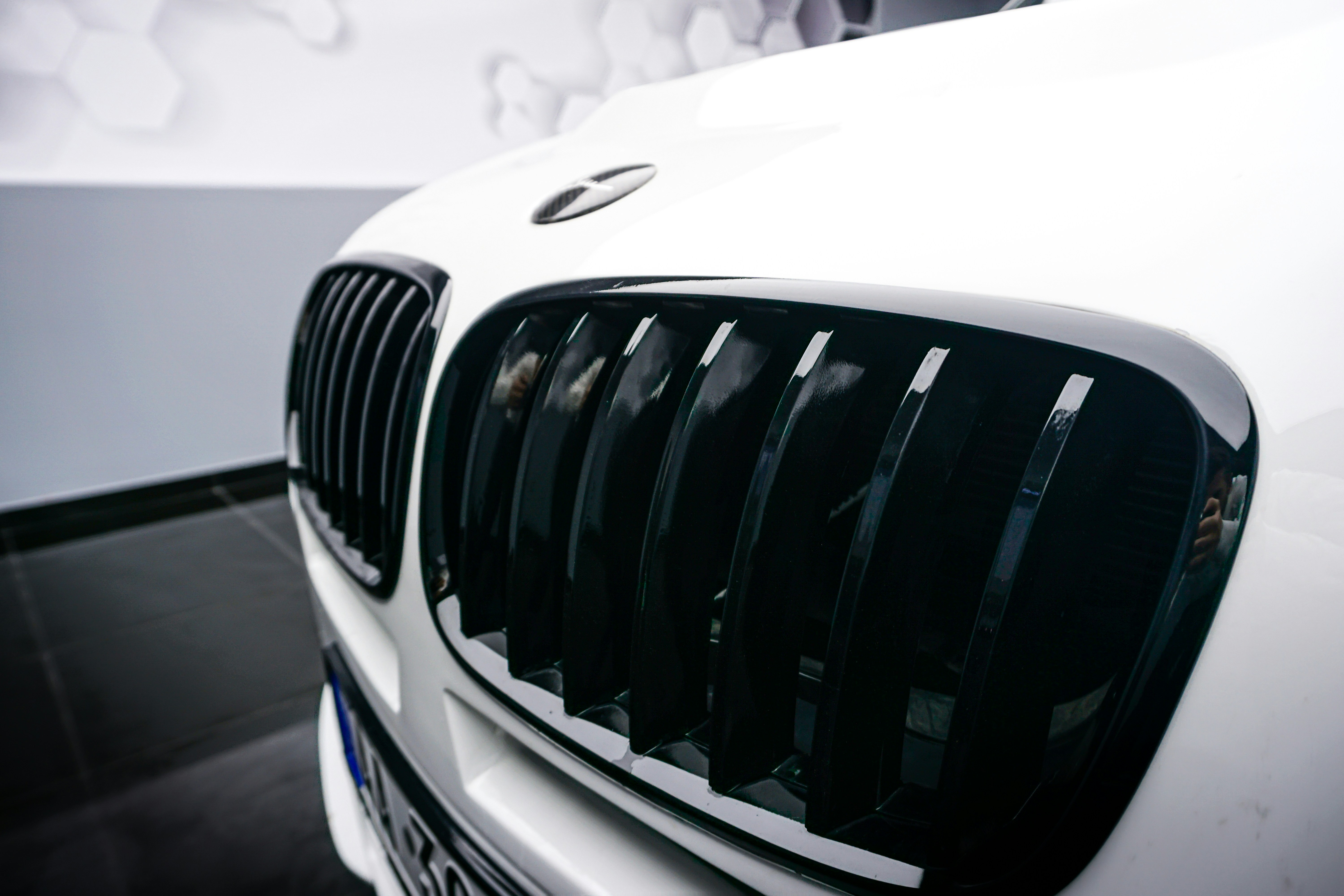 Un gros plan de la calandre avant d’une voiture blanche photo – Photo ...