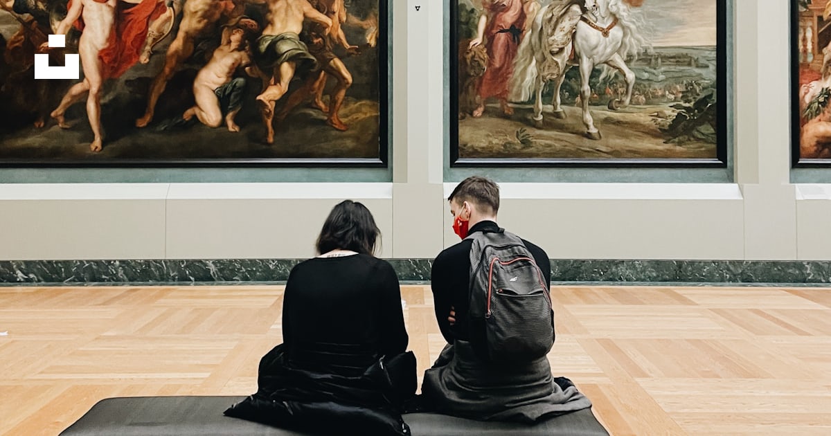 그림 앞 벤치에 앉아 있는 두 사람 사진 Unsplash의 무료 루브르 박물관 이미지