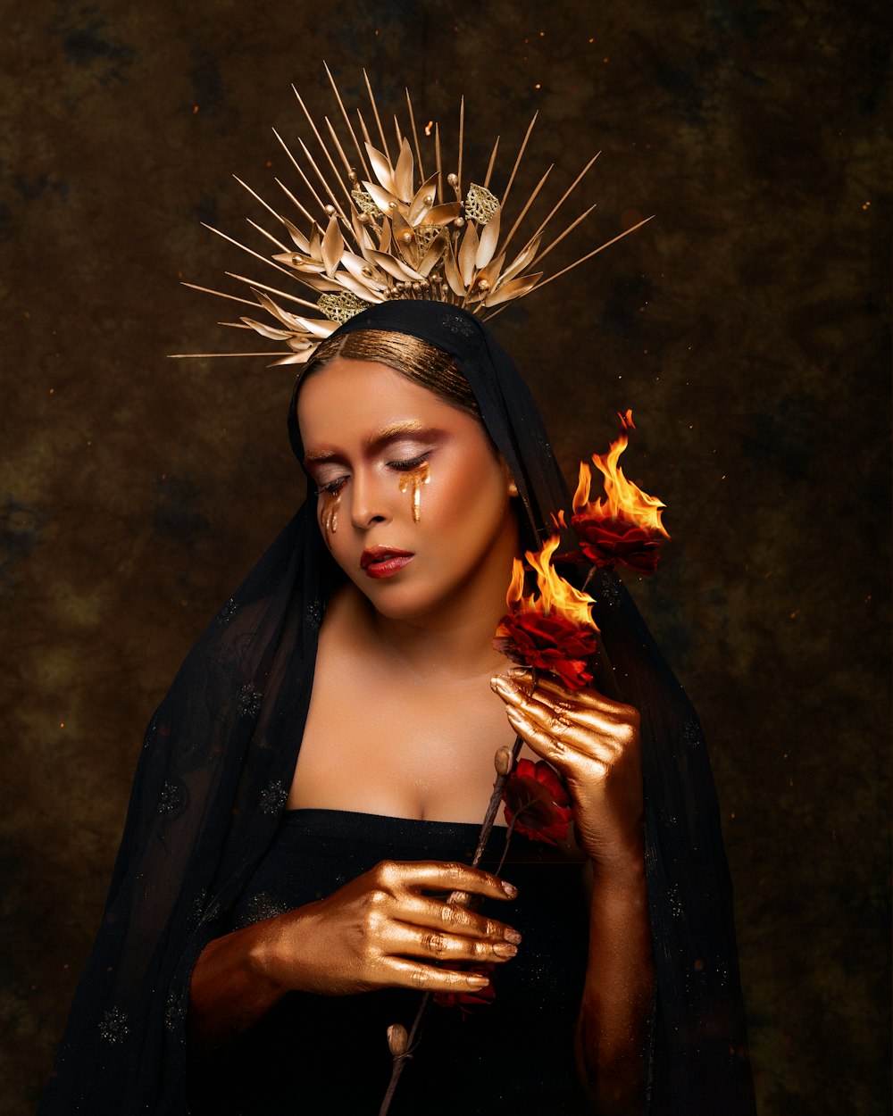 Une femme avec une couronne sur la tête tenant une fleur photo – Photo ... Une femme avec une couronne sur la tête tenant une fleur photo – Photo ...