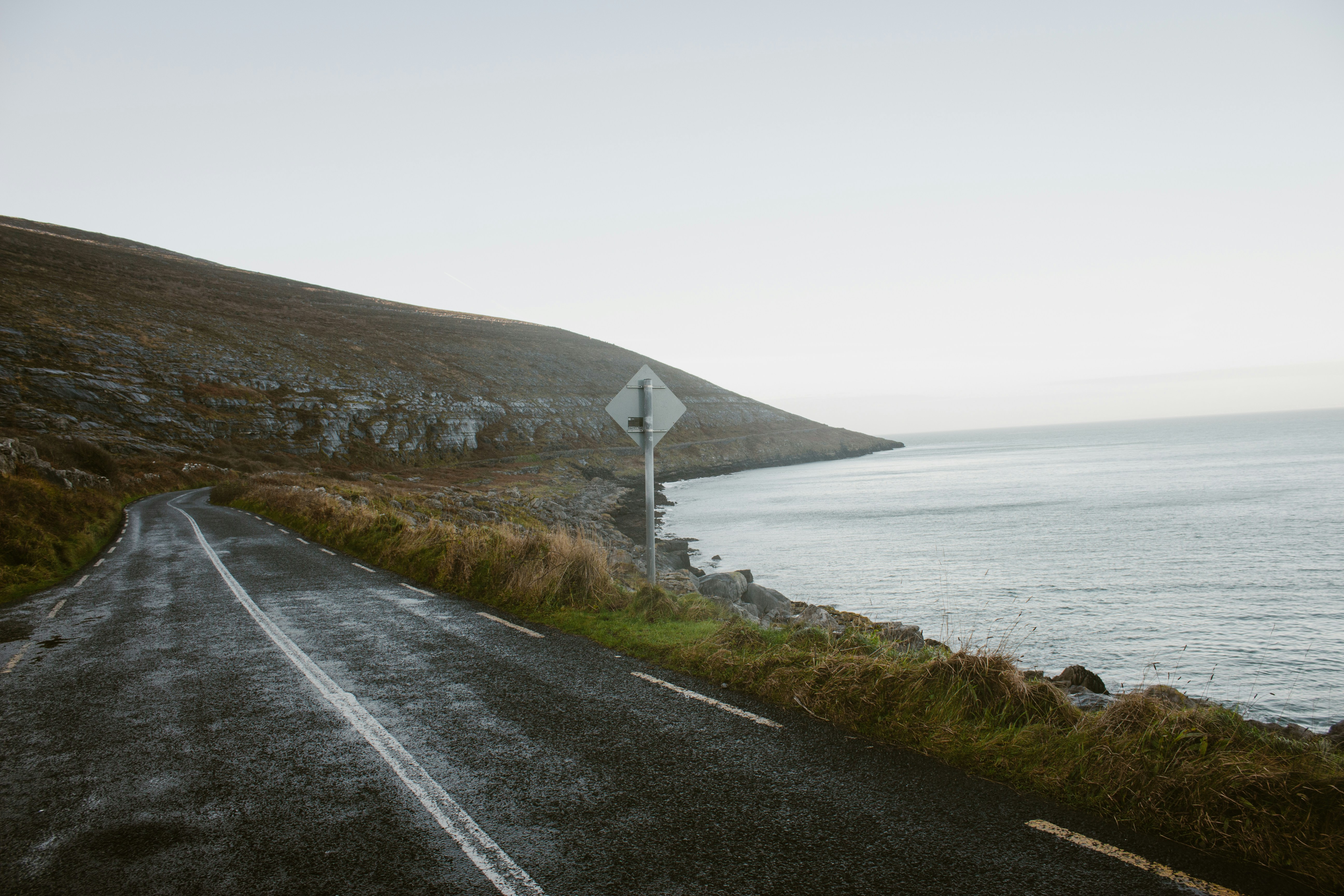 A road next to a body of water photo – Free Ireland Image on Unsplash