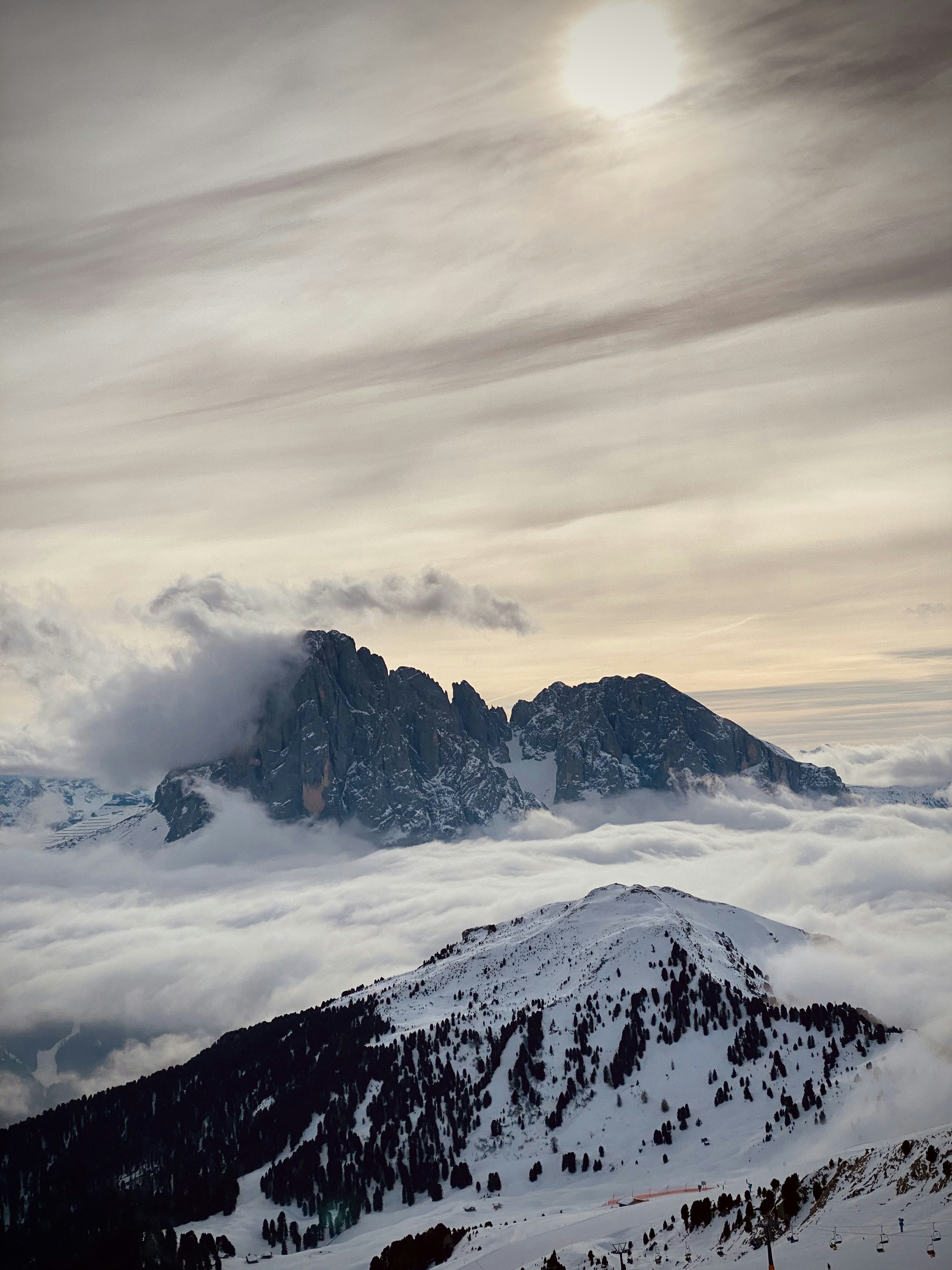 Foto zum Thema Ein Berg mit Schnee und Wolken unter einem bewölkten ...