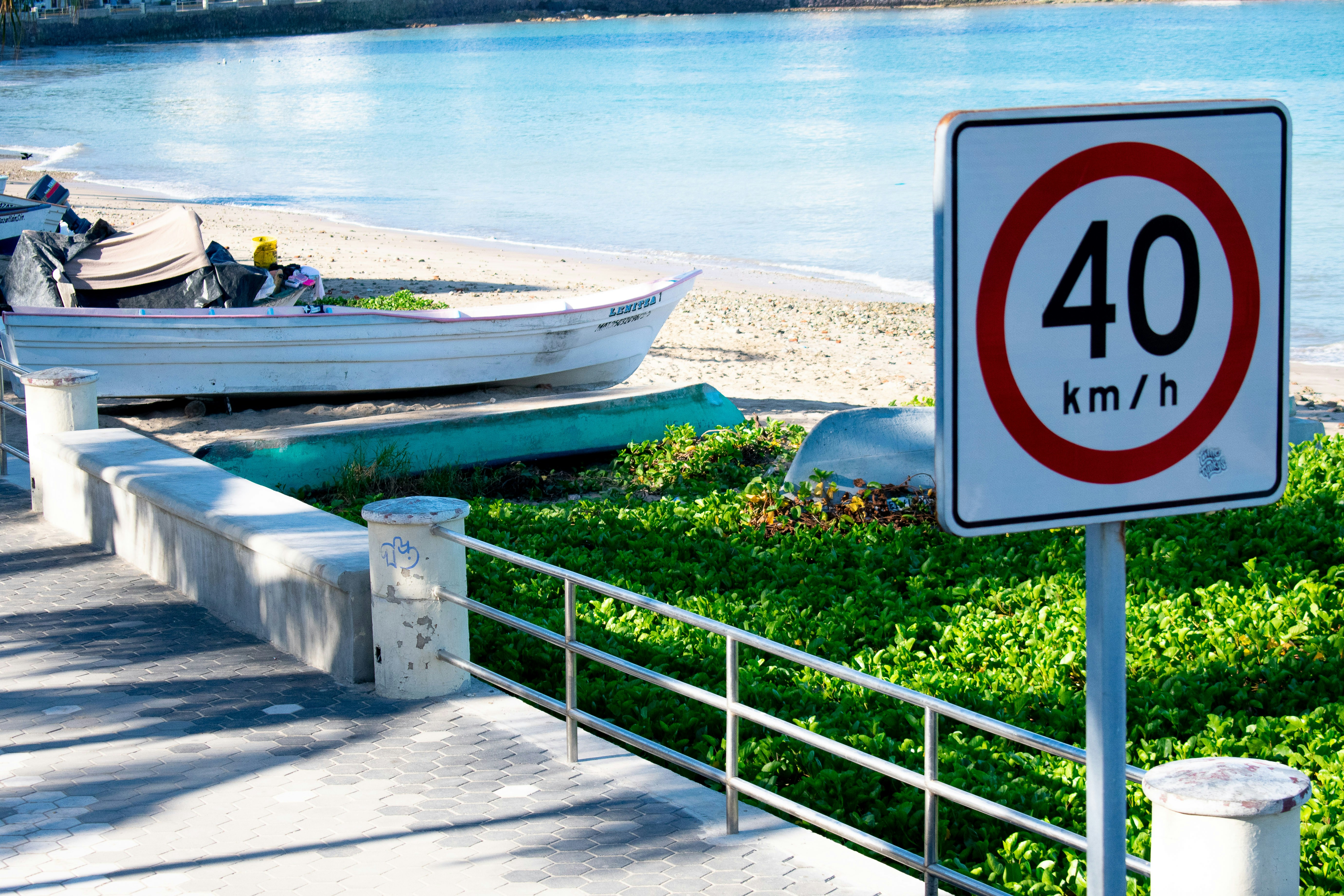 A speed limit sign sitting on the side of a road photo – Free Mexico ...