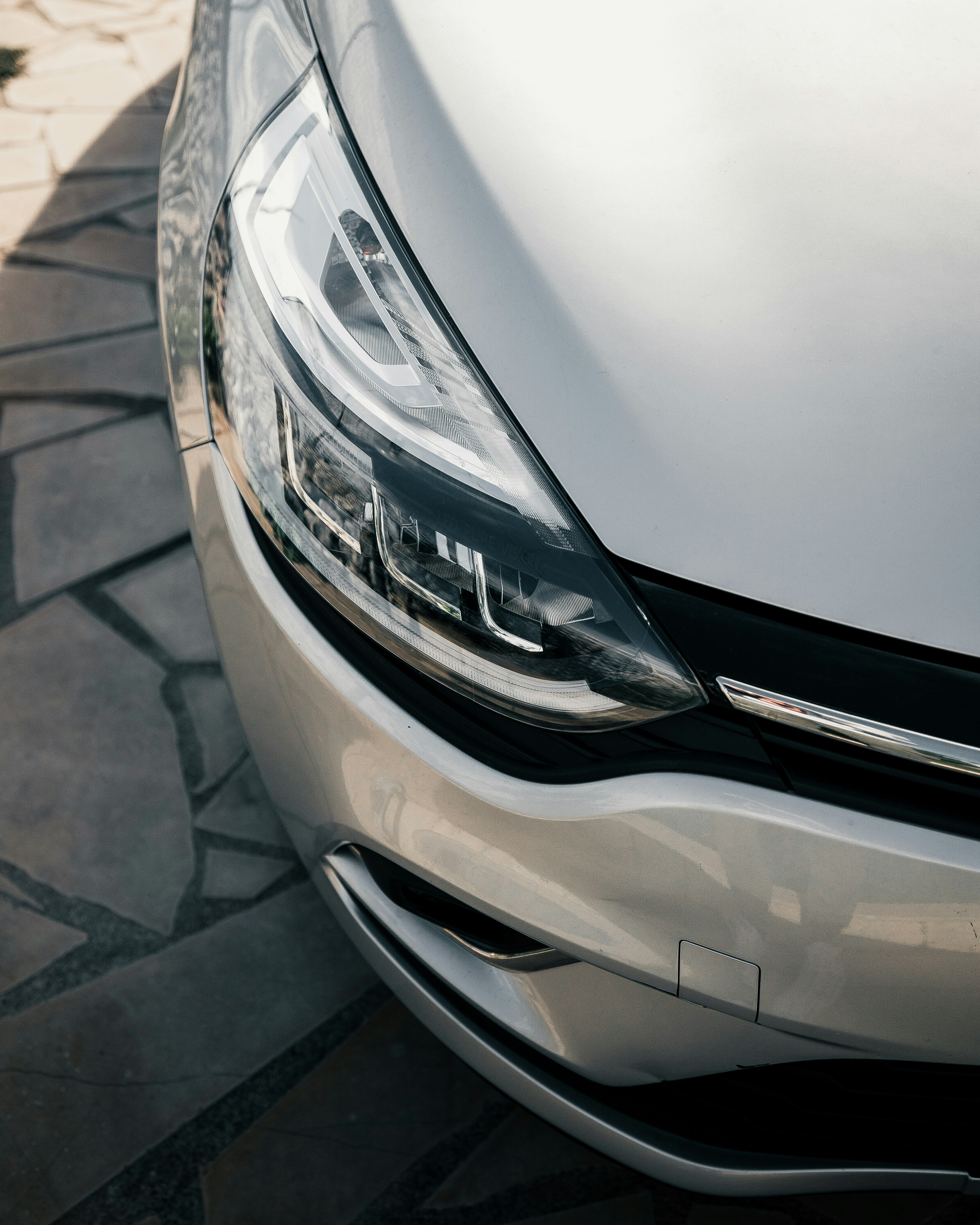 Un gros plan de l’avant d’une voiture photo – Photo Lumière Gratuite ...