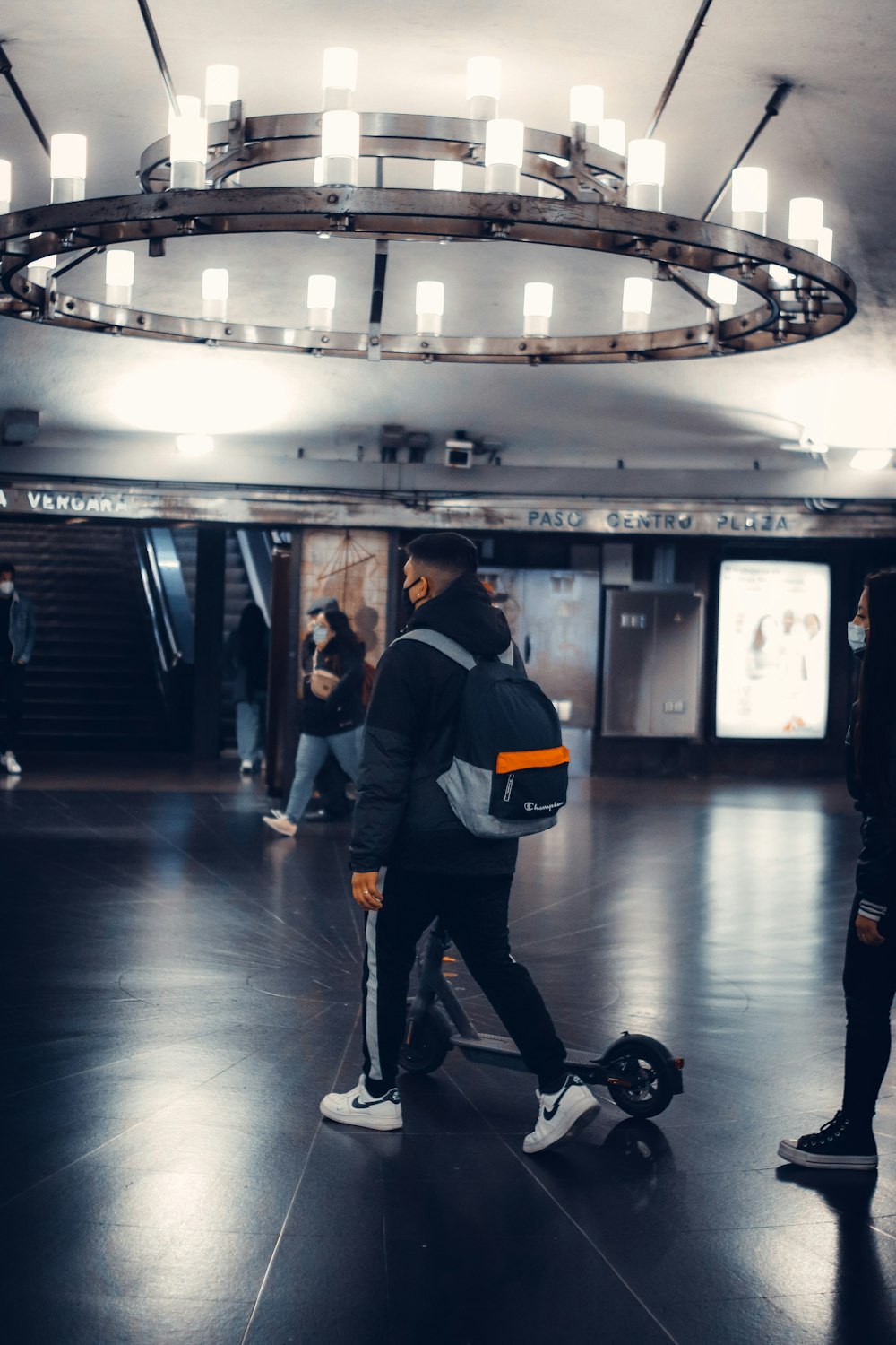 Un groupe de personnes debout dans une pièce photo – Photo La personne ... Un groupe de personnes debout dans une pièce photo – Photo La personne ...