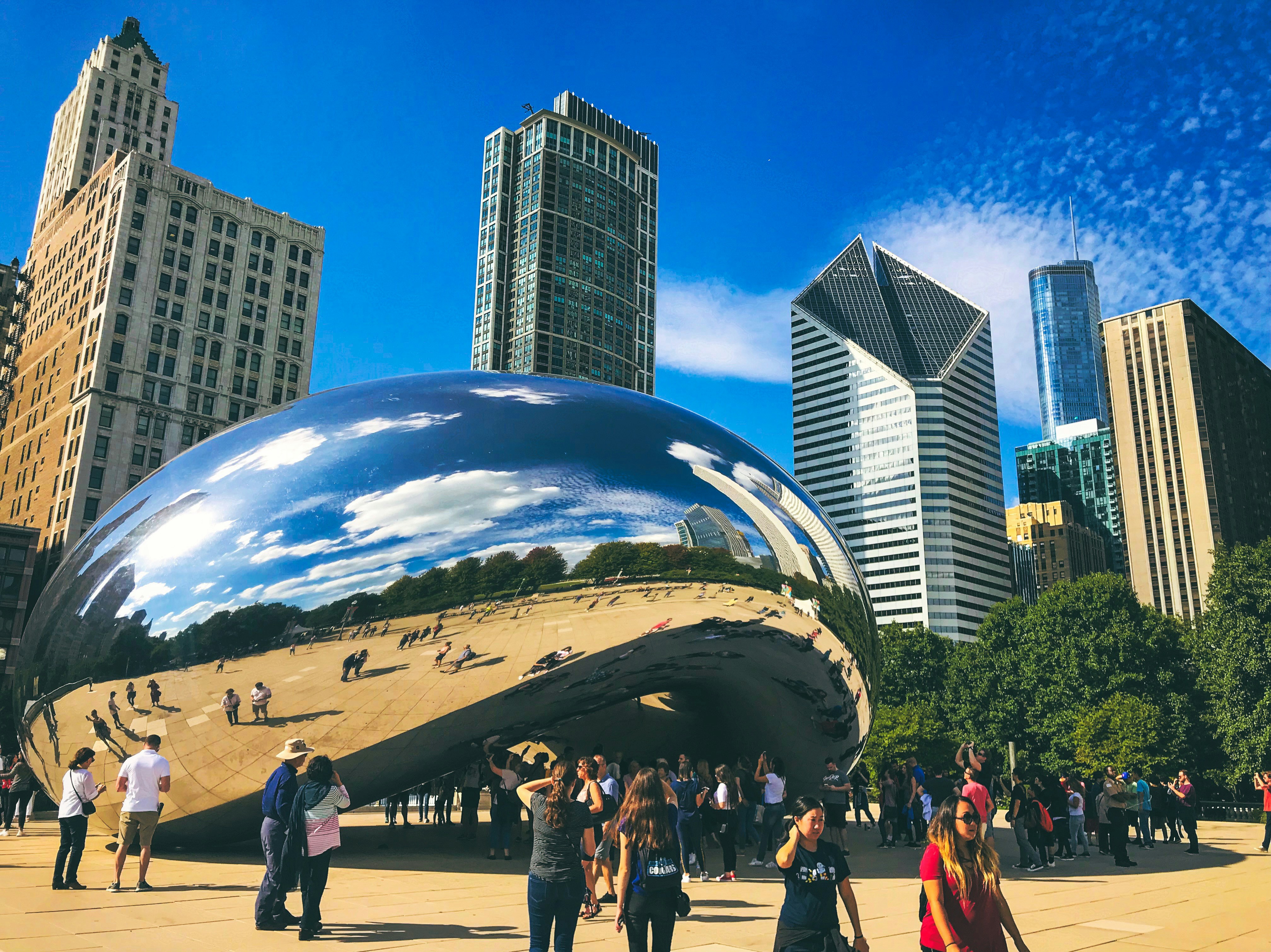 Un grupo de personas de pie alrededor de un gran objeto metálico foto ...