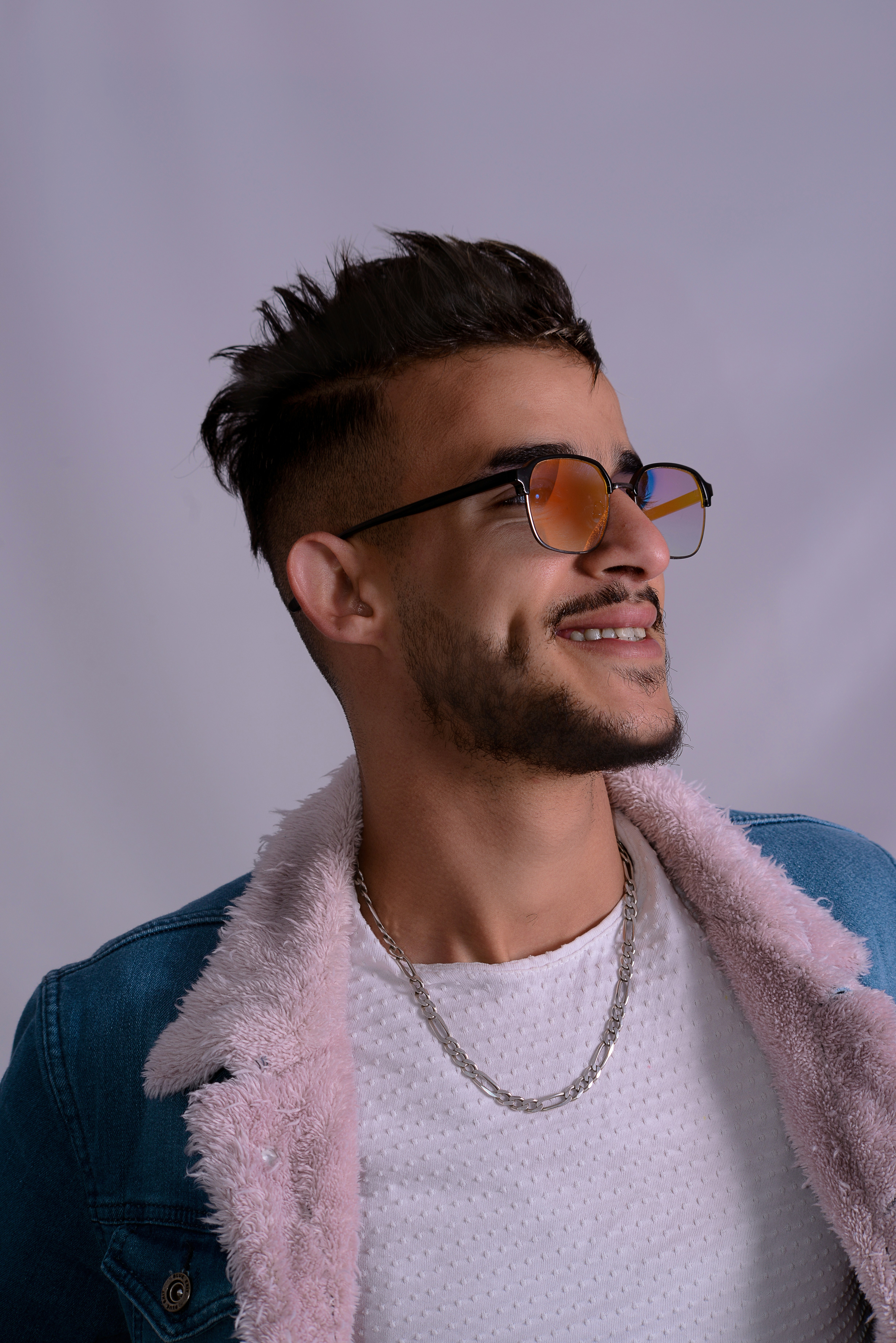 Un homme avec une barbiche et une veste rose photo – Image gratuite de ...