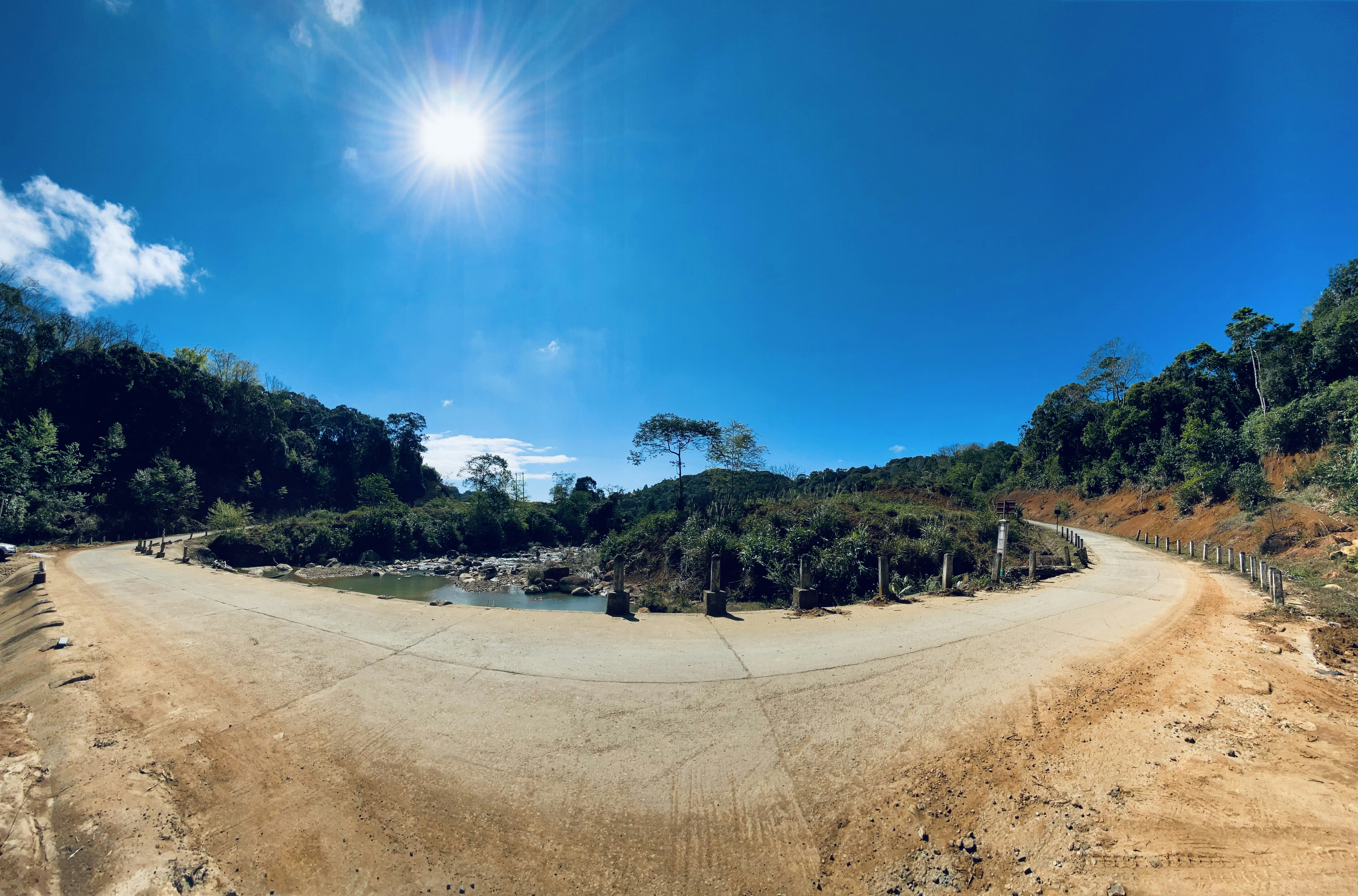 Foto Una vista gran angular de un camino de tierra en medio de un ...