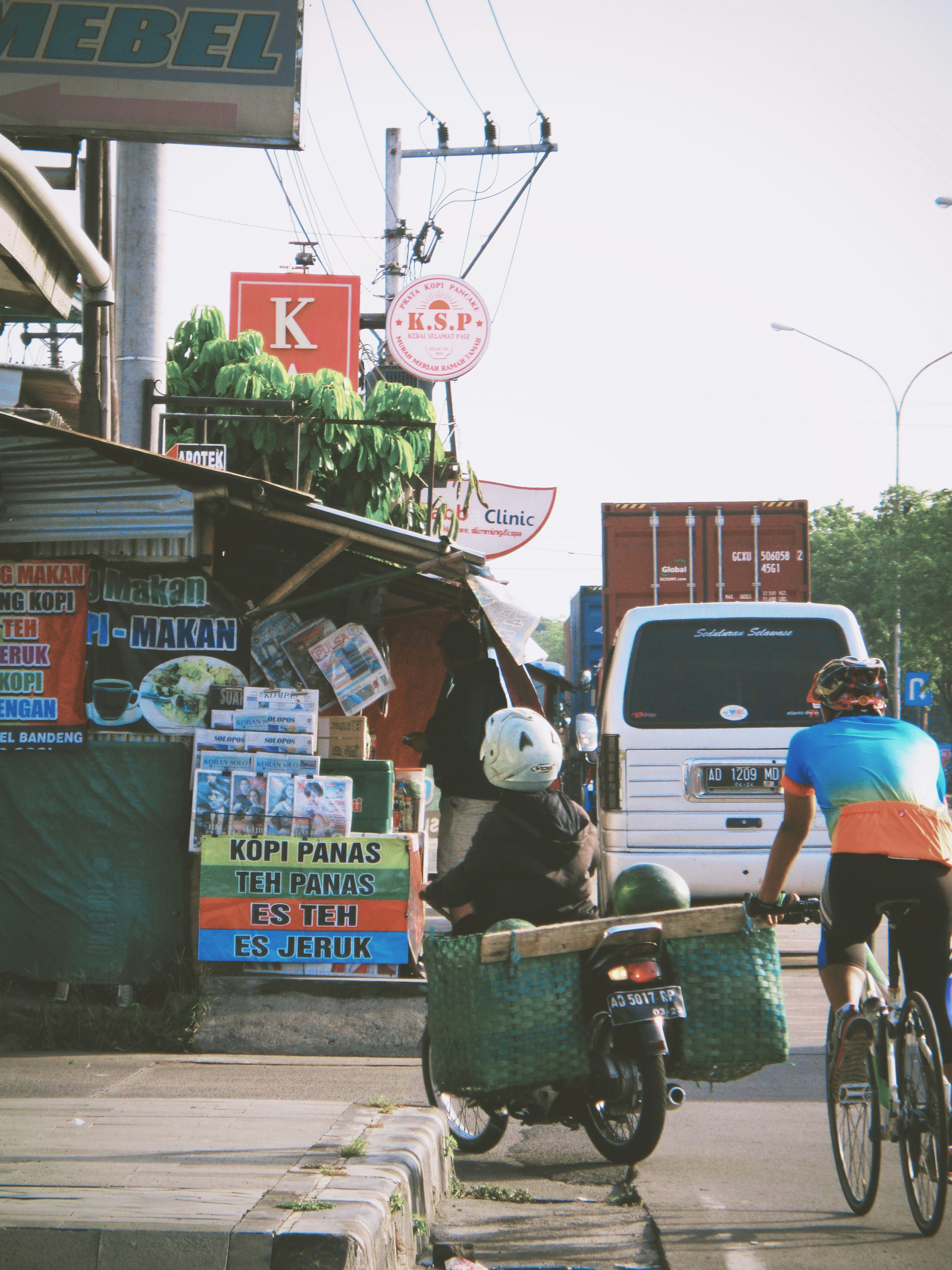 Aktivitas warga berangkat kerja di pagi hari