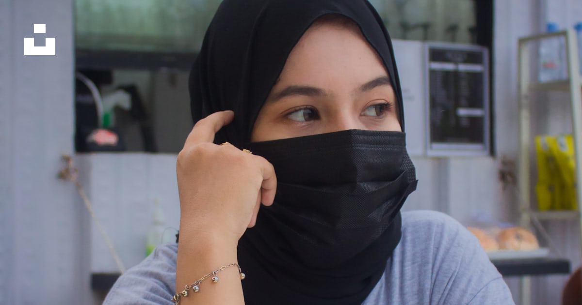 テーブルに座っているヒジャーブを着た女性の写真 Unsplashの無料インドネシア写真