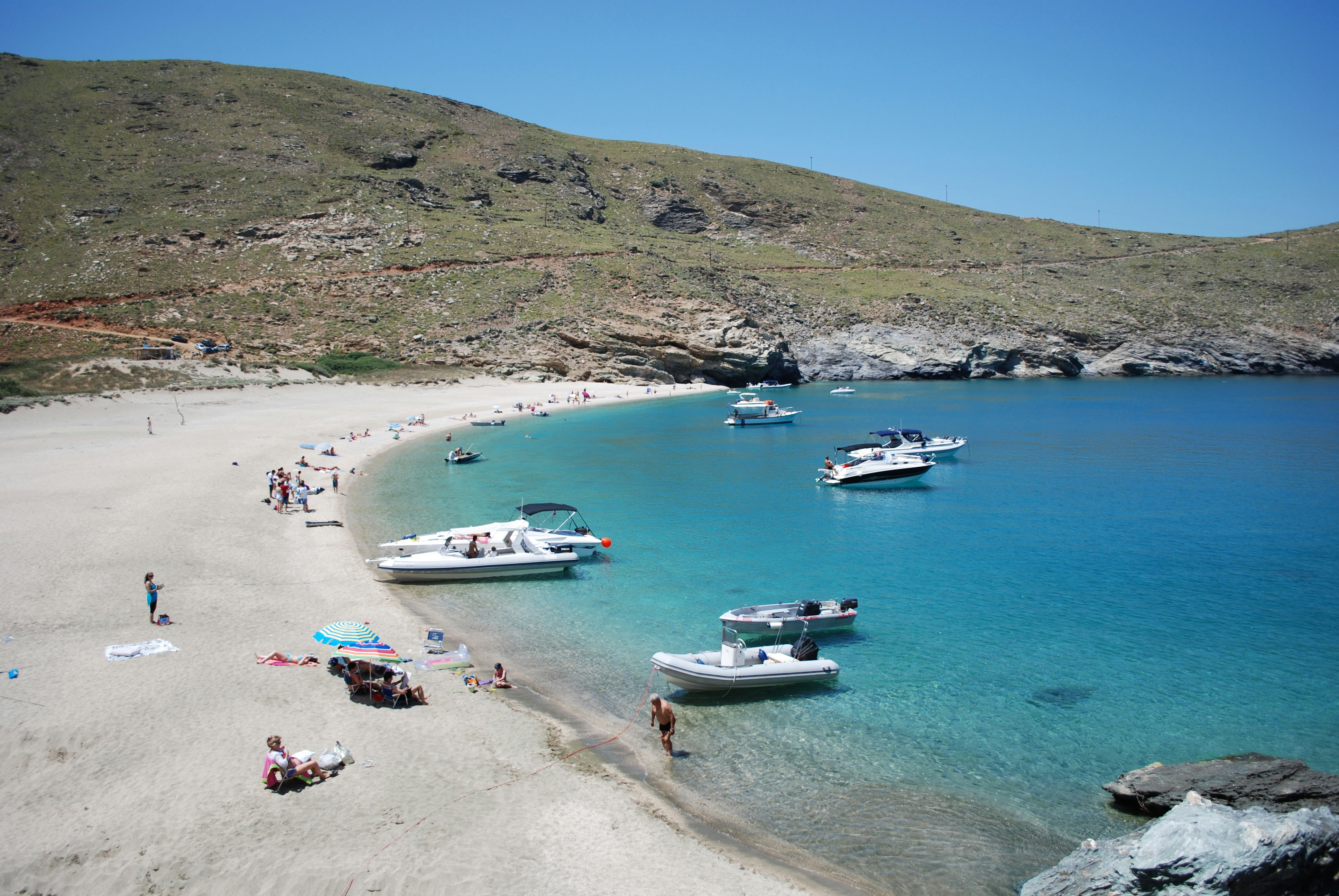 A group of boats that are sitting in the water photo – Free Shoreline ...