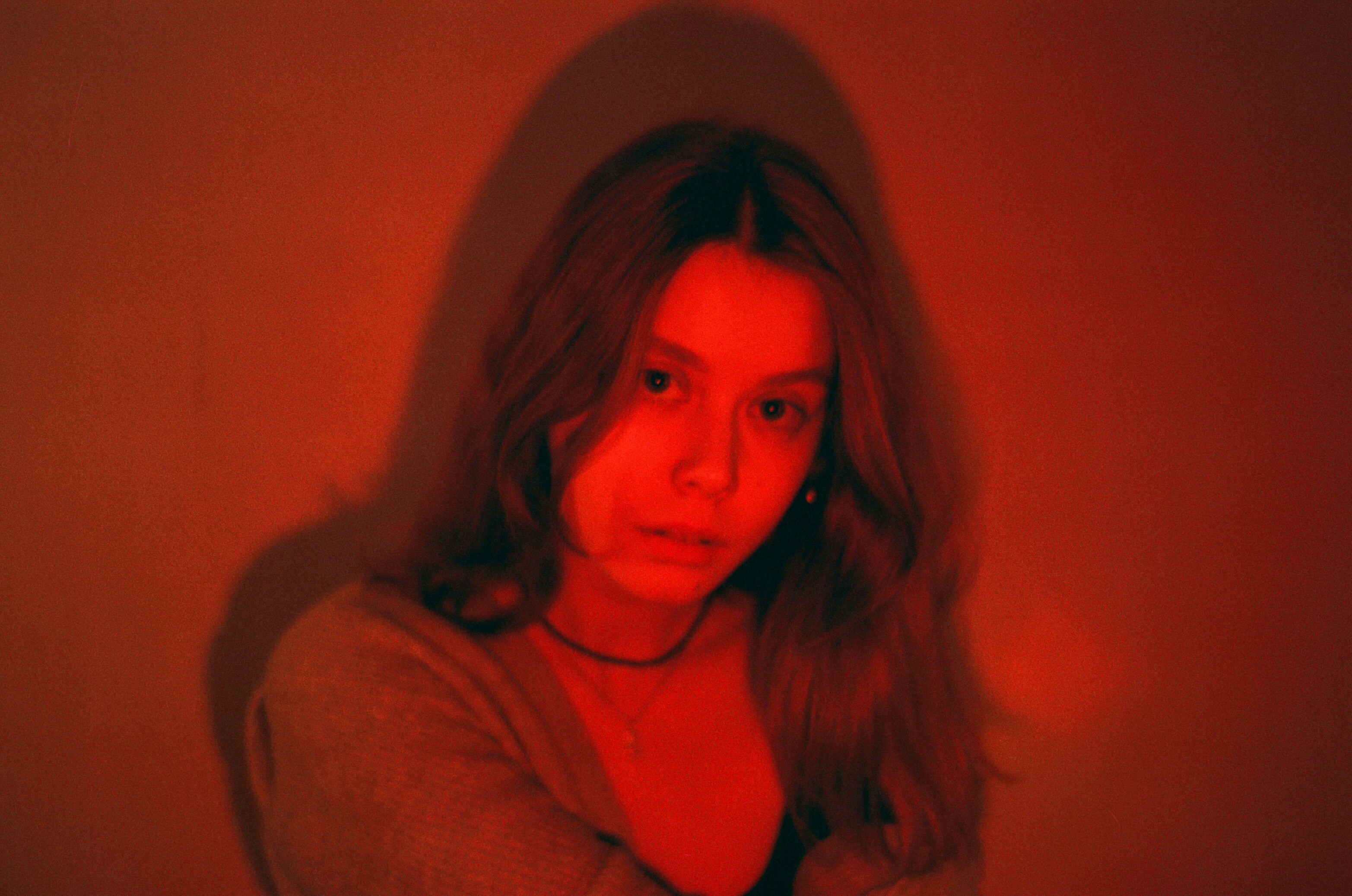 Une femme aux cheveux longs debout devant un feu rouge photo – Photo ...