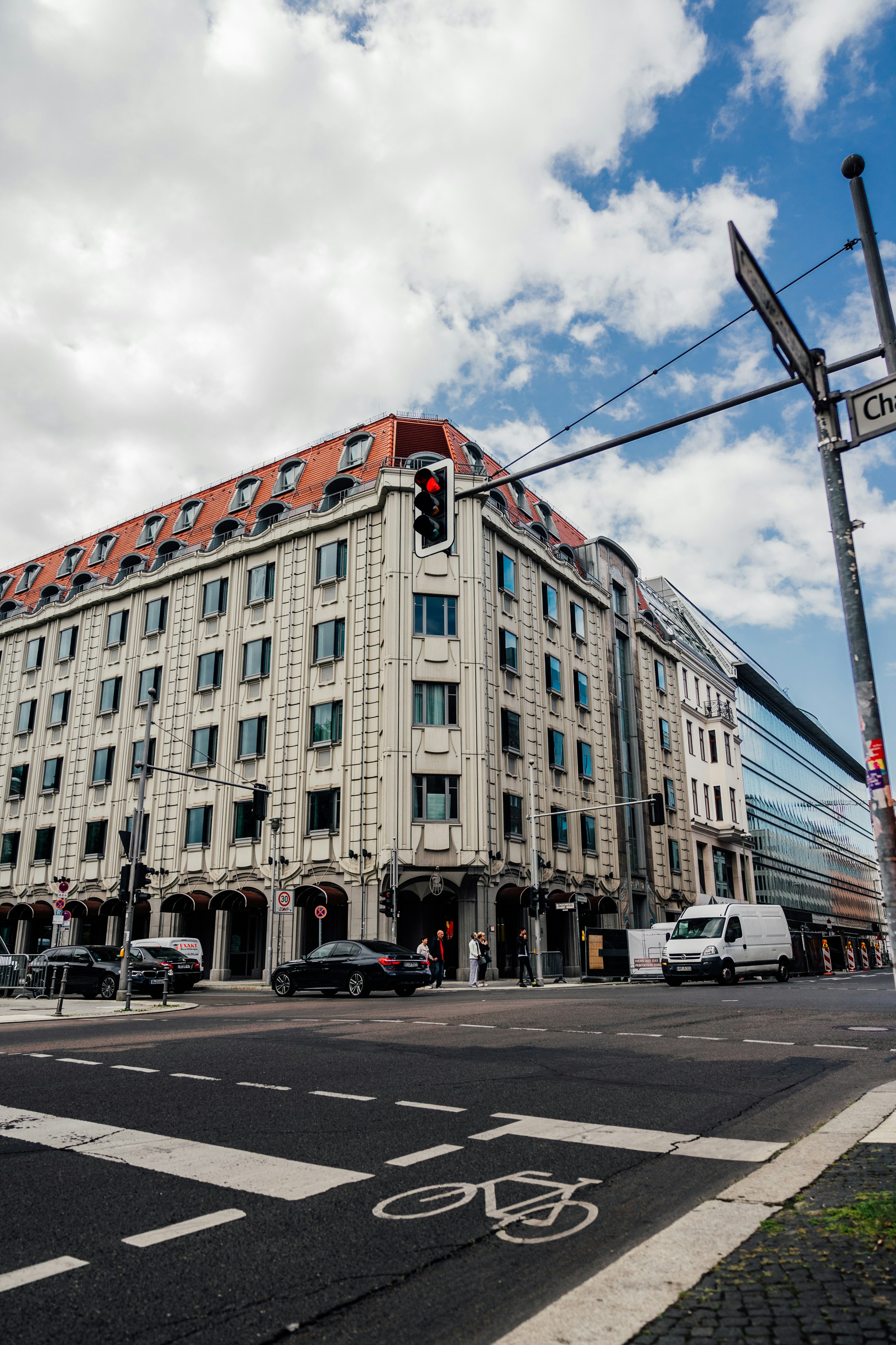 Un grand immeuble au toit rouge au coin d’une rue photo – Photo Gris ...