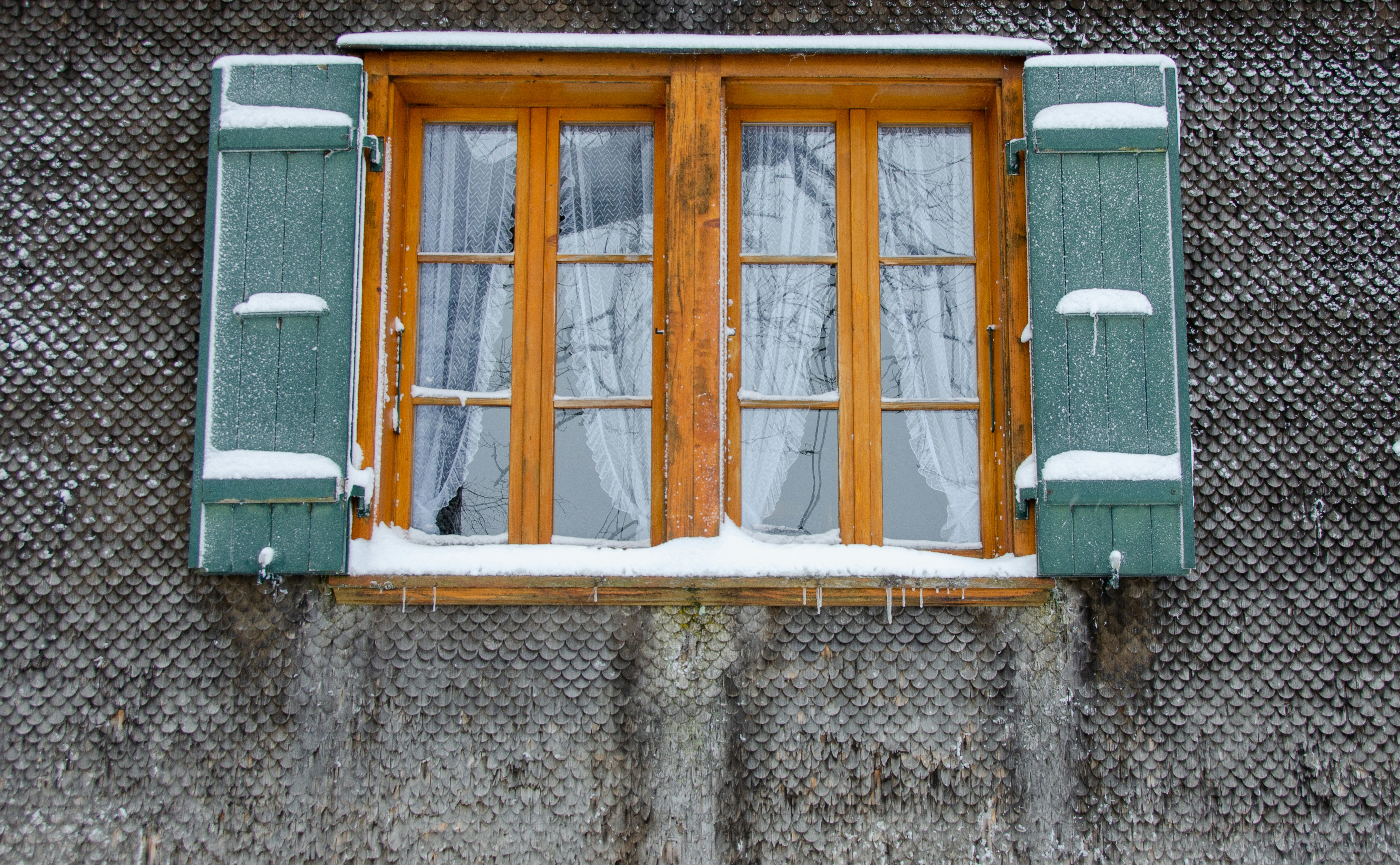 A window with a curtain and snow on the window sill photo – Free House ...