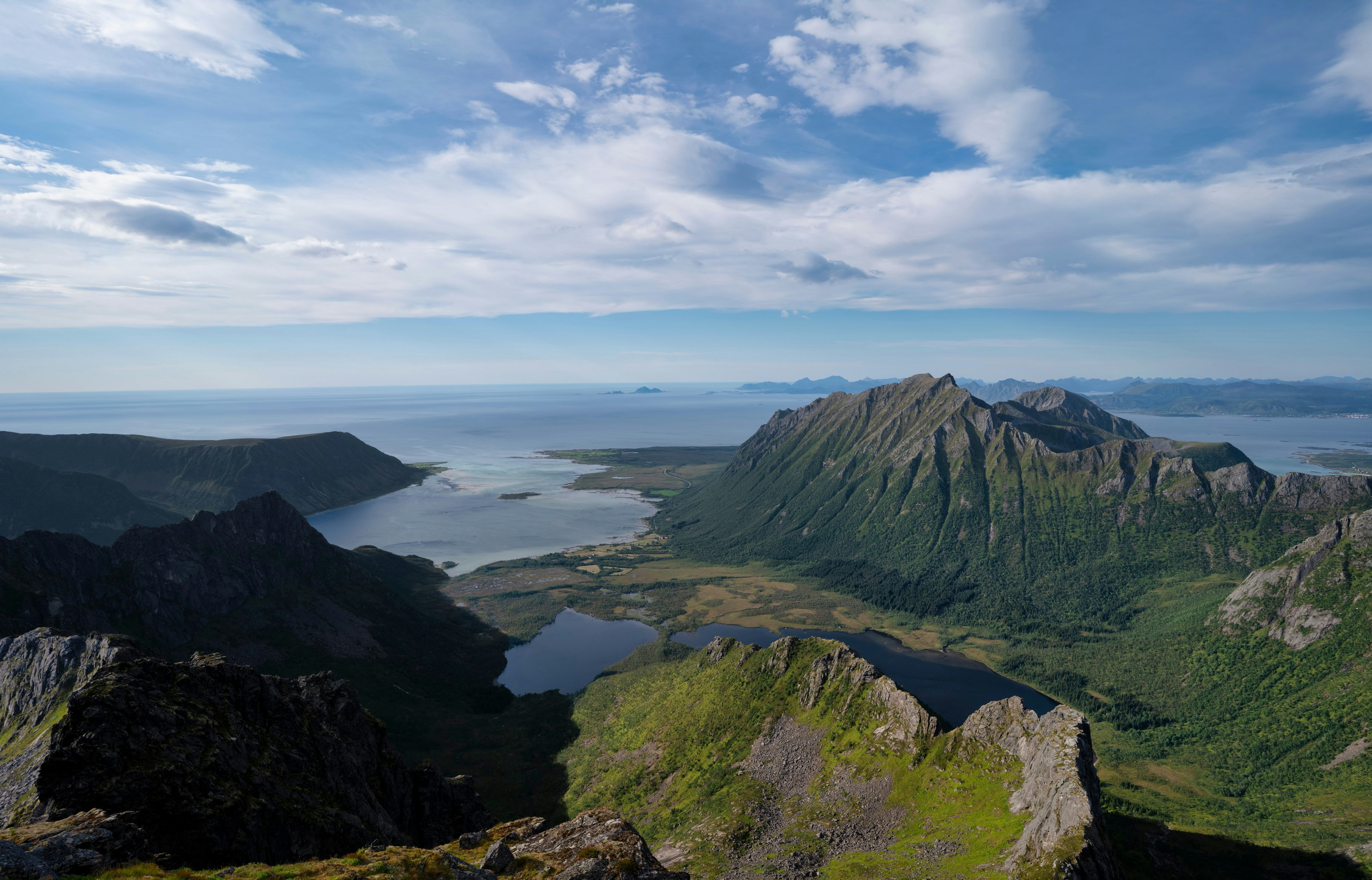 La vue du haut d’une montagne surplombant un lac et des montagnes photo ...