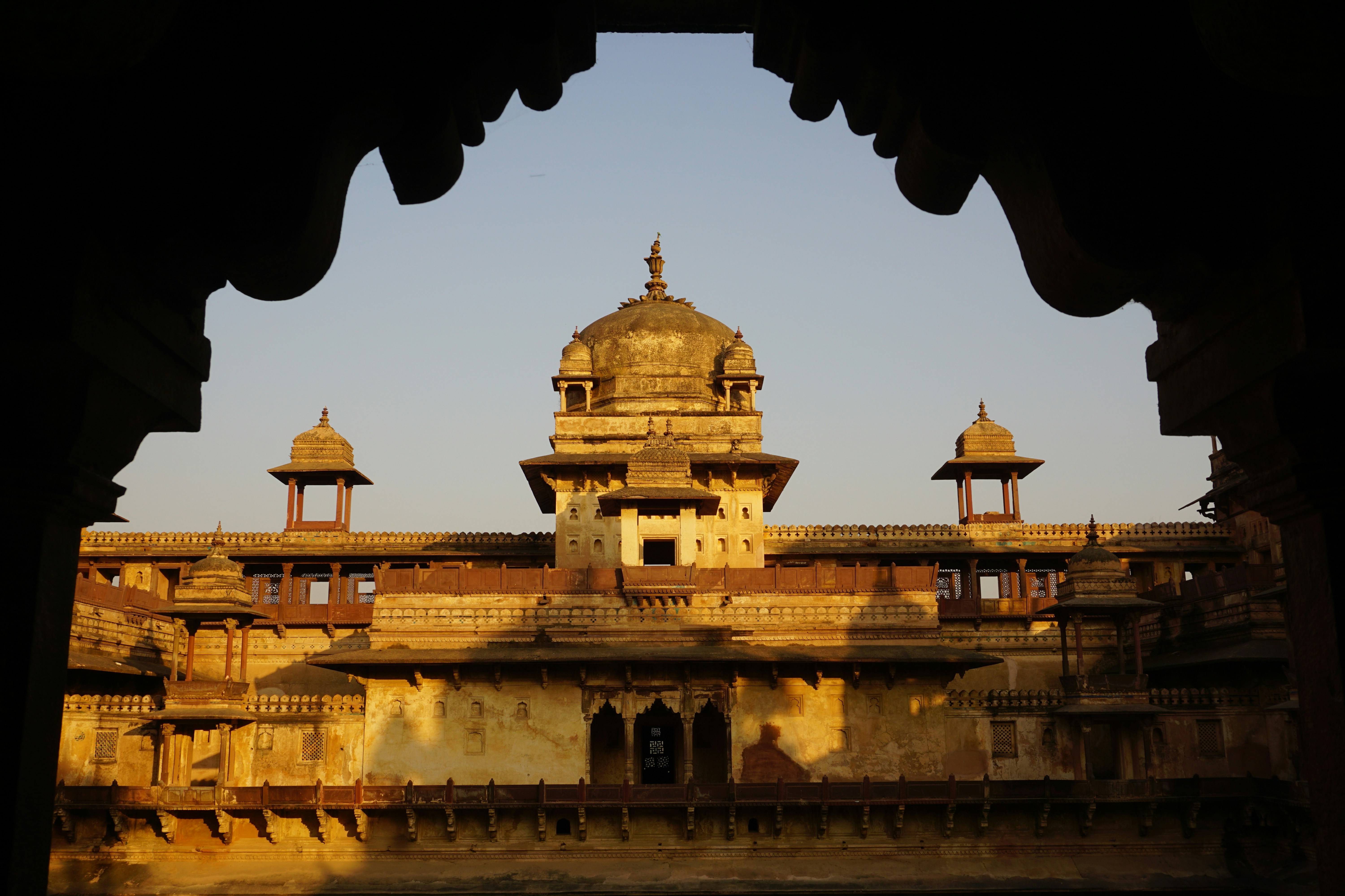 Une vue d’un bâtiment à travers une arche photo – Photo Inde Gratuite ...
