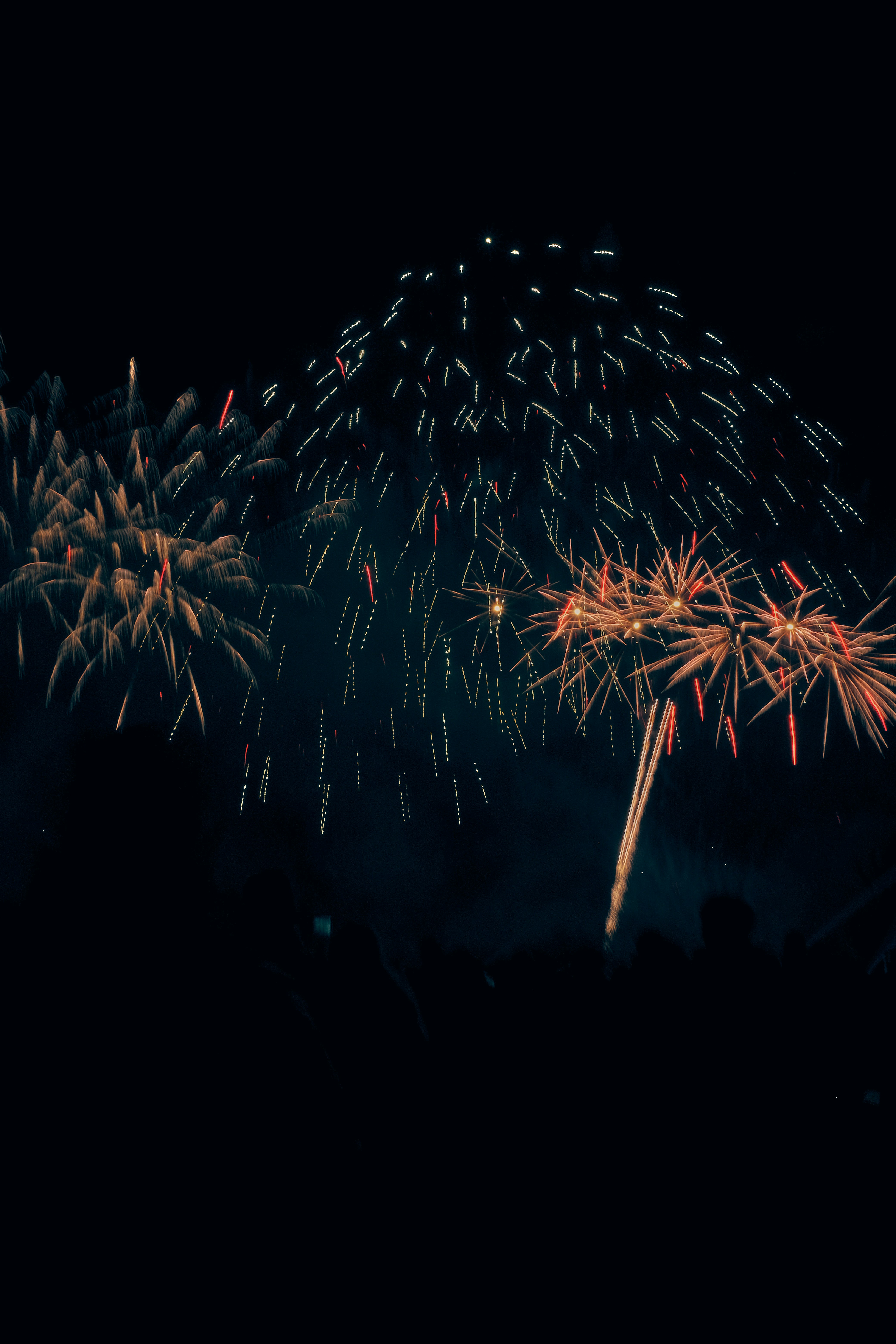 A bunch of fireworks are lit up in the night sky photo – Free London ...