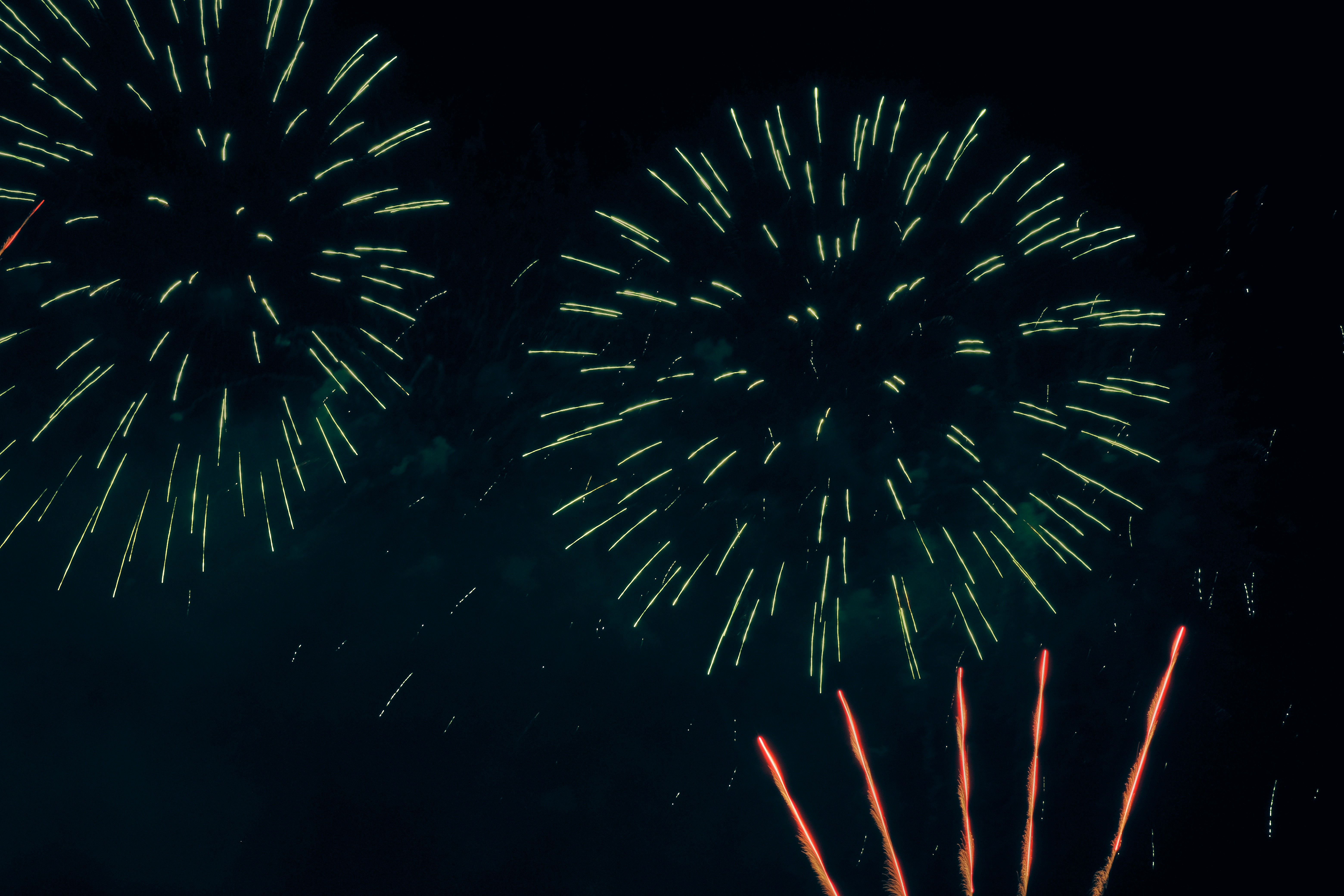 A bunch of fireworks are lit up in the night sky photo – Free London ...