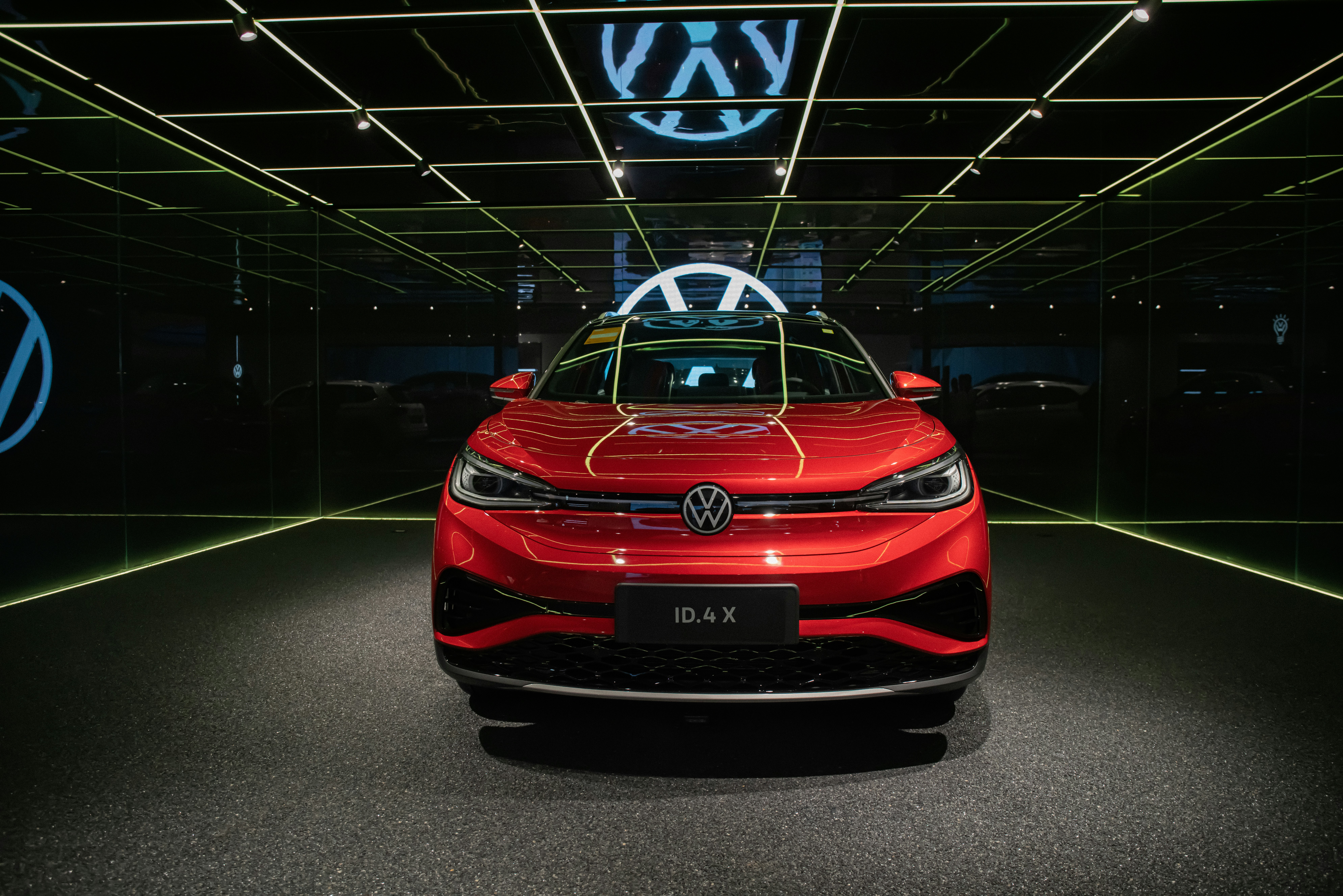 Une voiture Volkswagen rouge exposée lors d’un salon de l’automobile ...