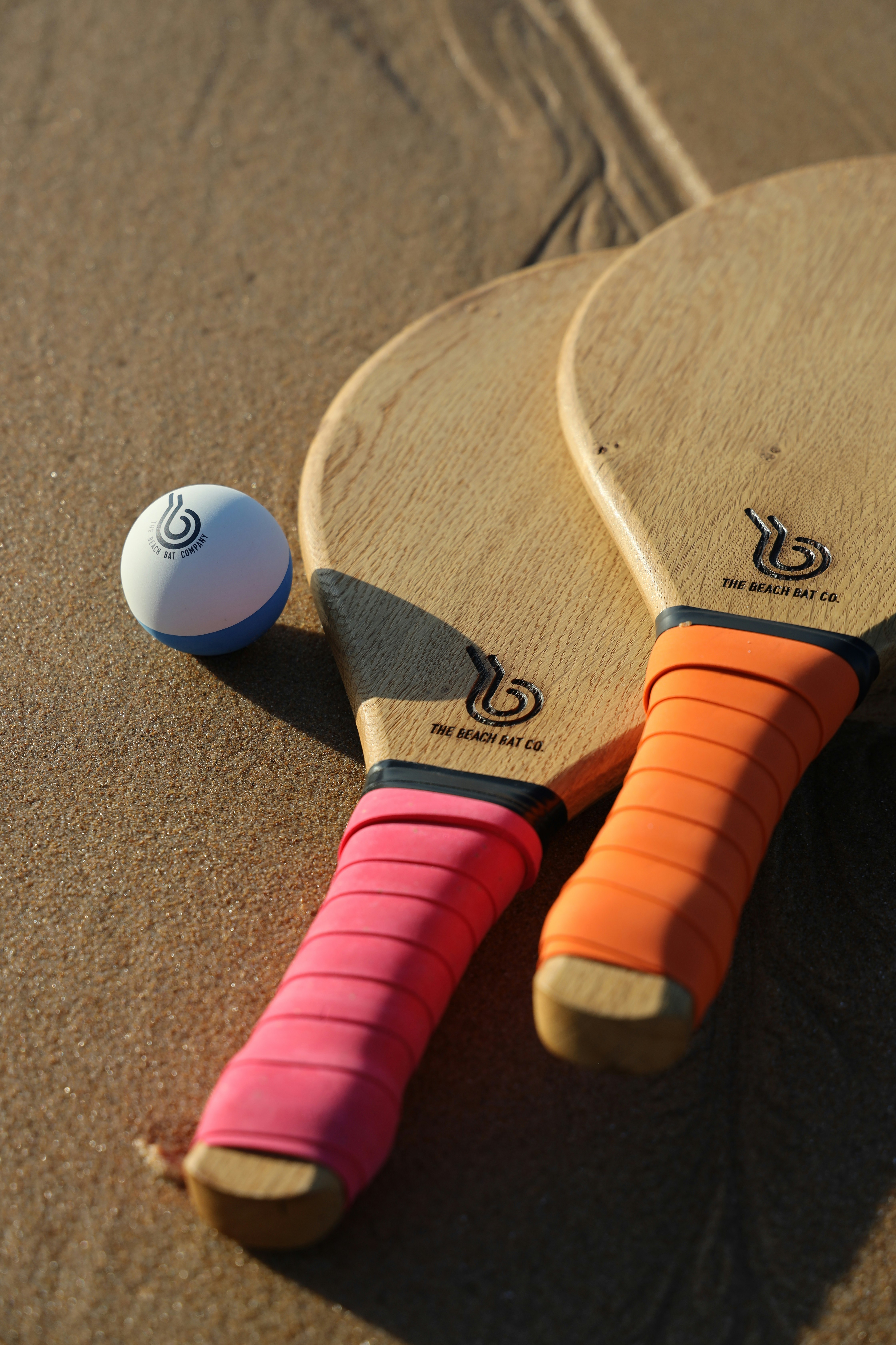 Two paddles and a ball laying on the sand photo – Free Sport Image on ...