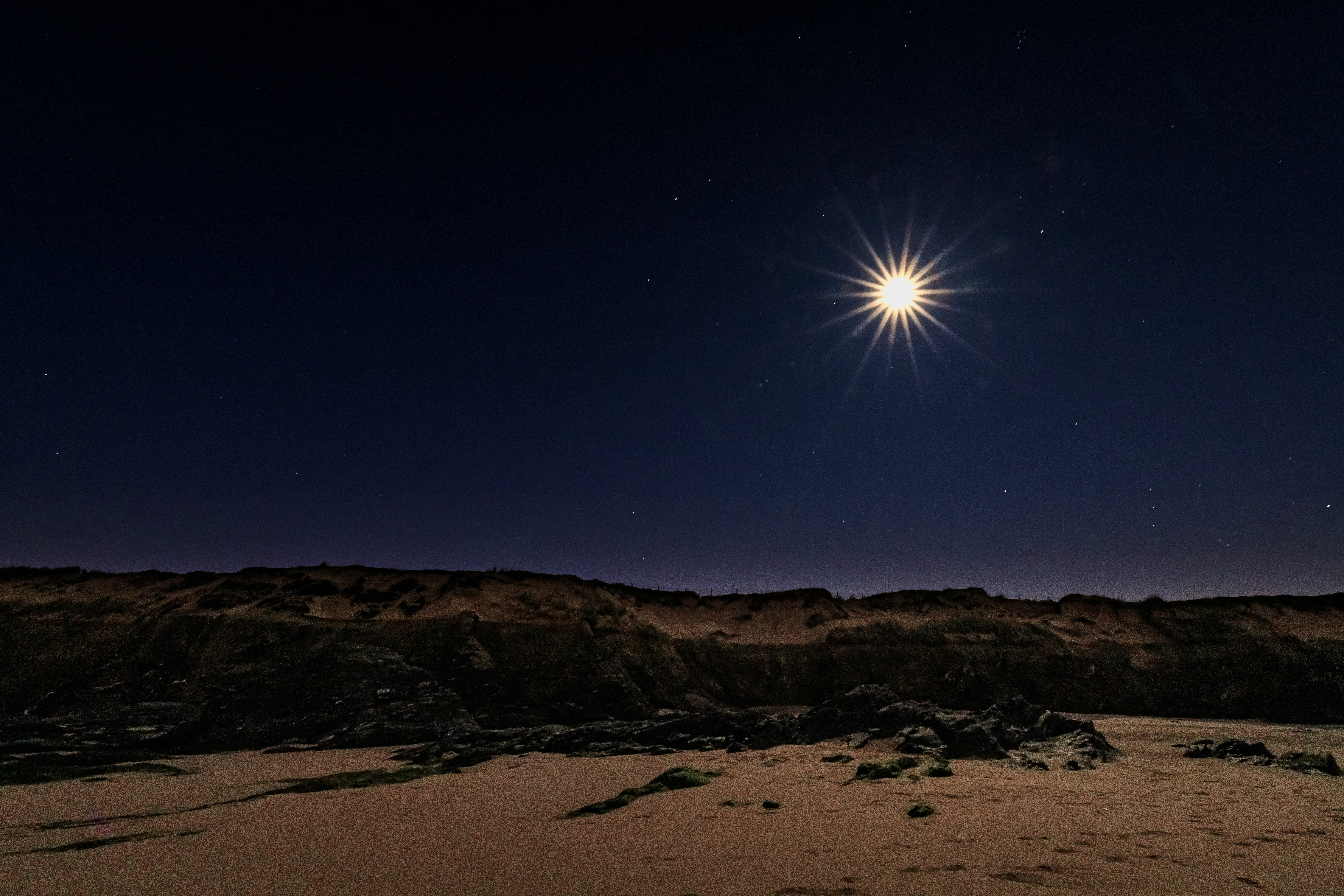 Una estrella brillante brilla en el cielo nocturno sobre un paisaje ...