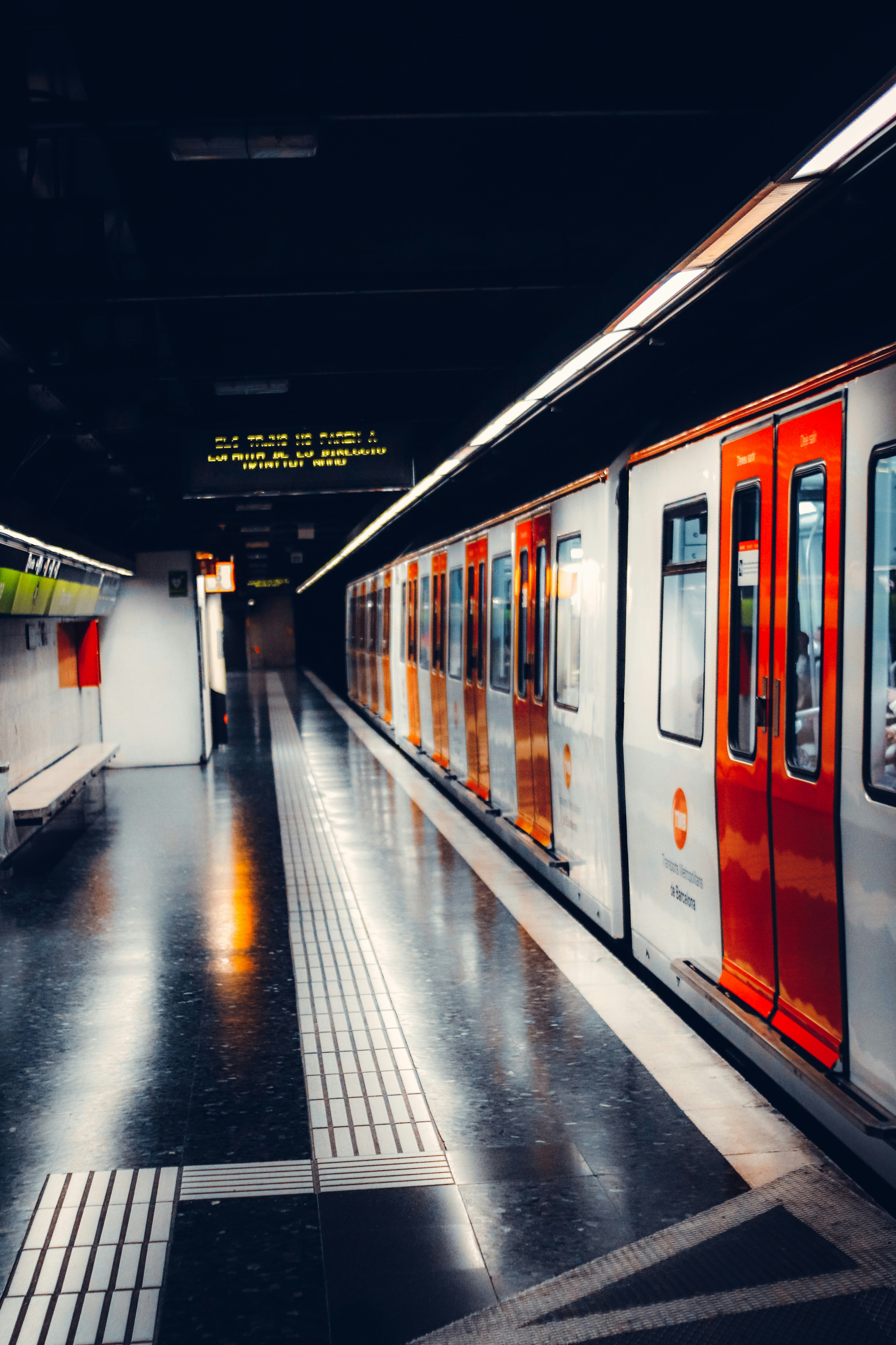 A subway train pulling into a train station photo – Free Train station Image on Unsplash