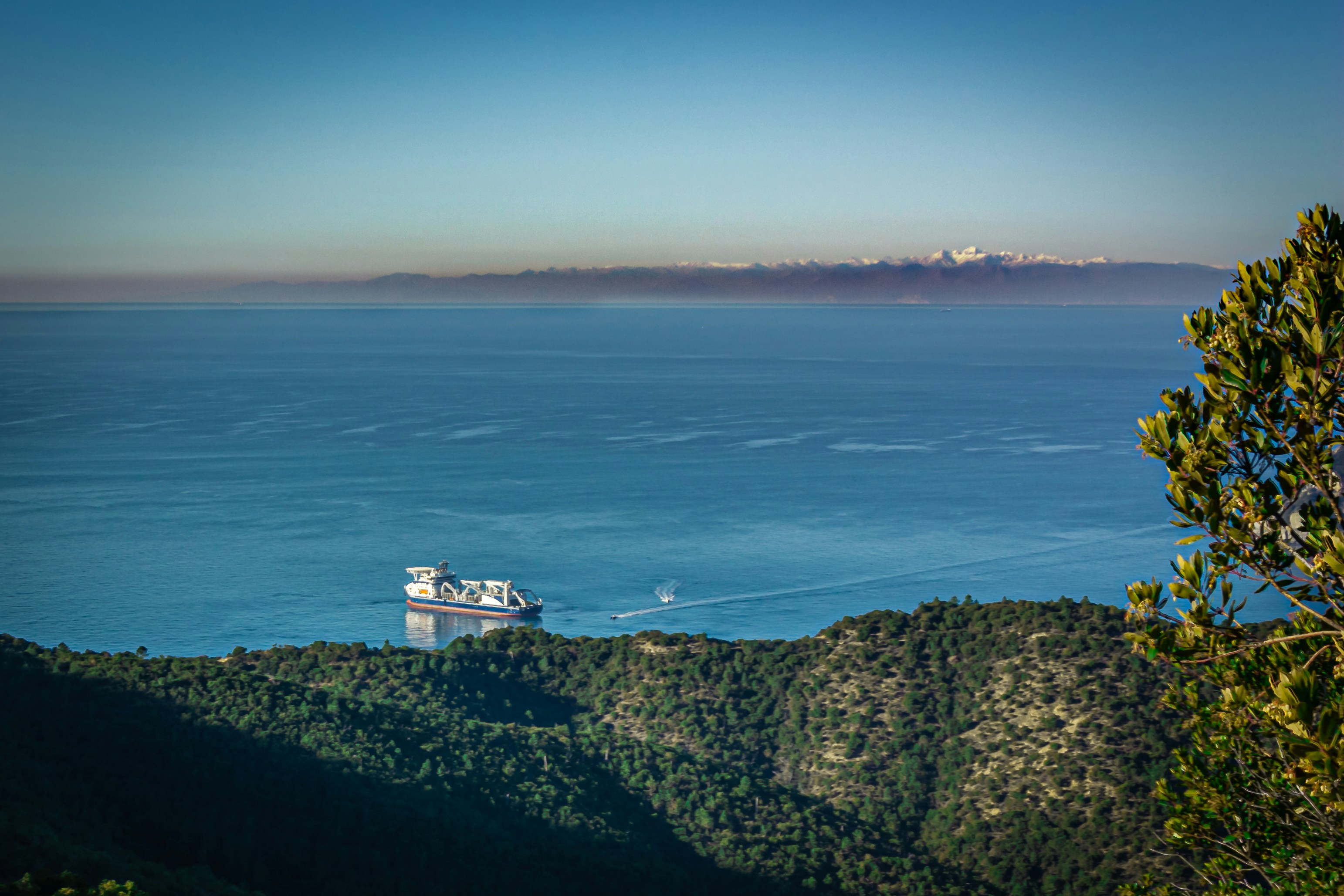 A boat on a large body of water photo – Free Panorama Image on Unsplash