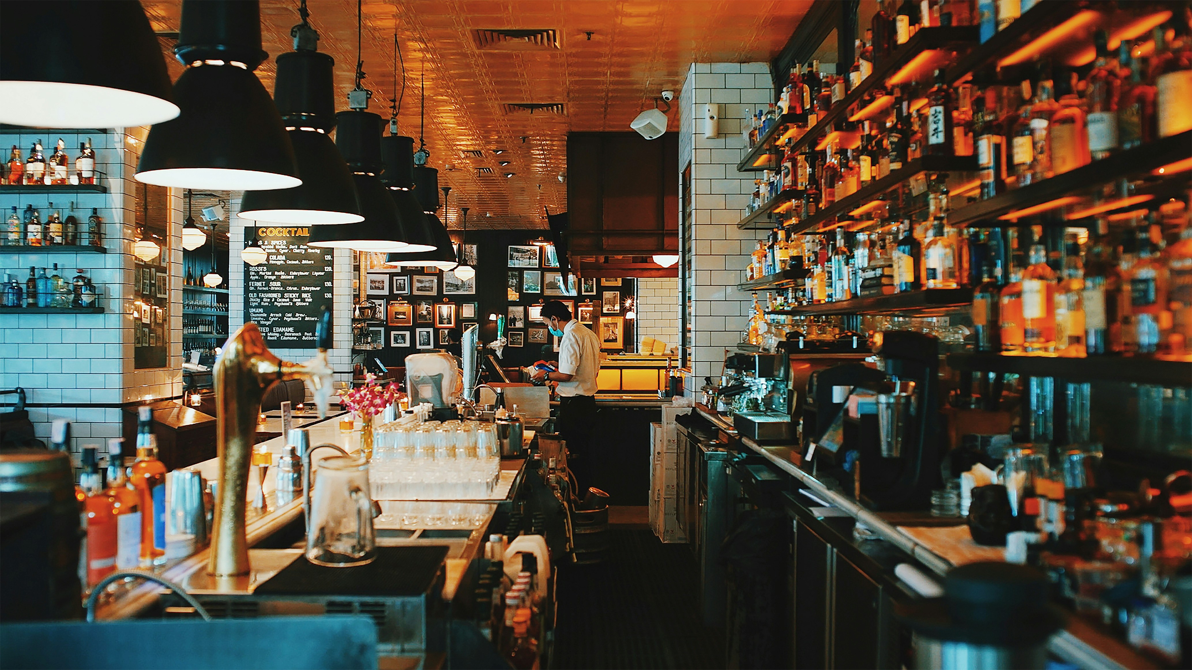 Un bar lleno de muchas botellas de licor foto – Imagen de Humano ...