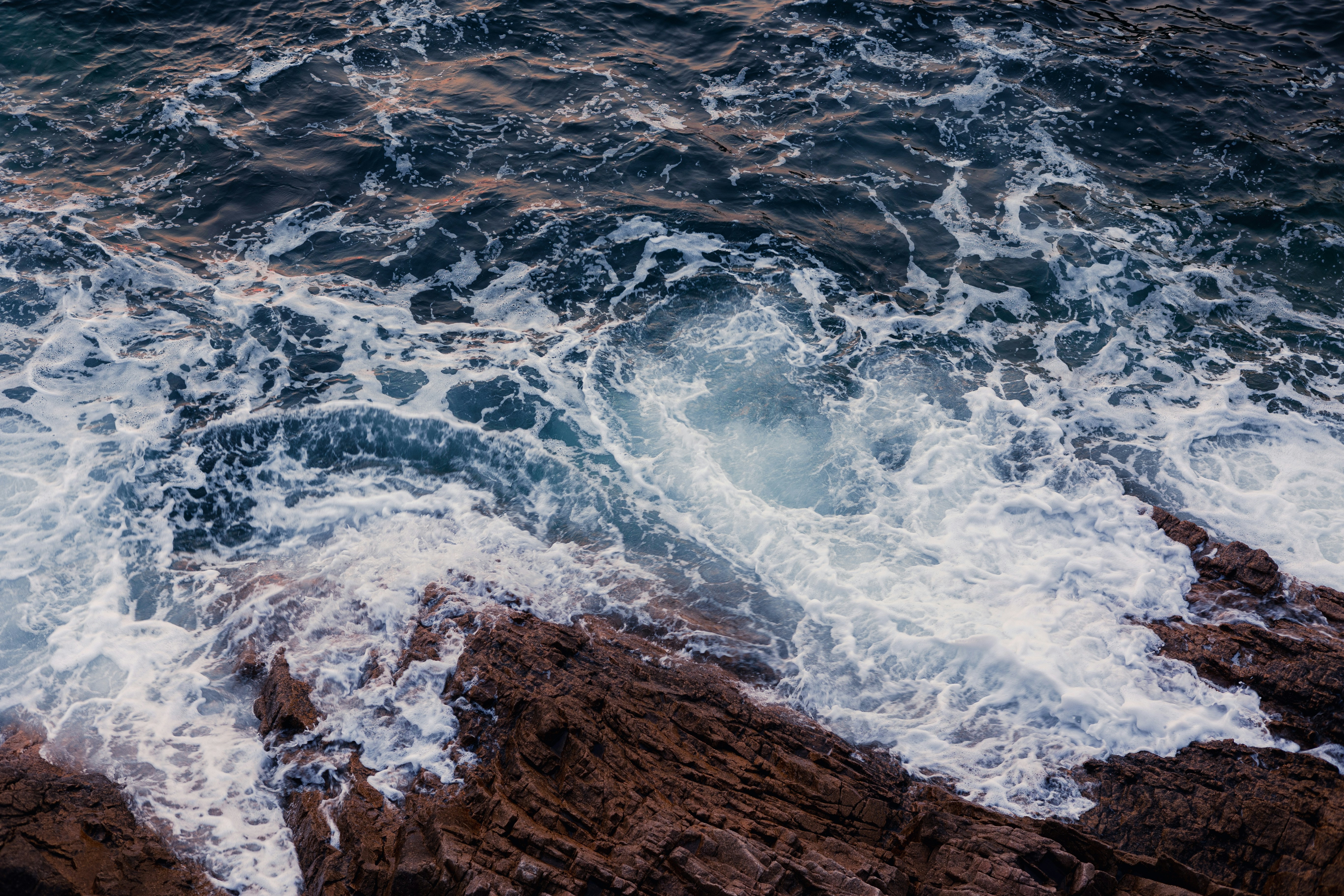 A view of a body of water from above photo – Free Sea Image on Unsplash