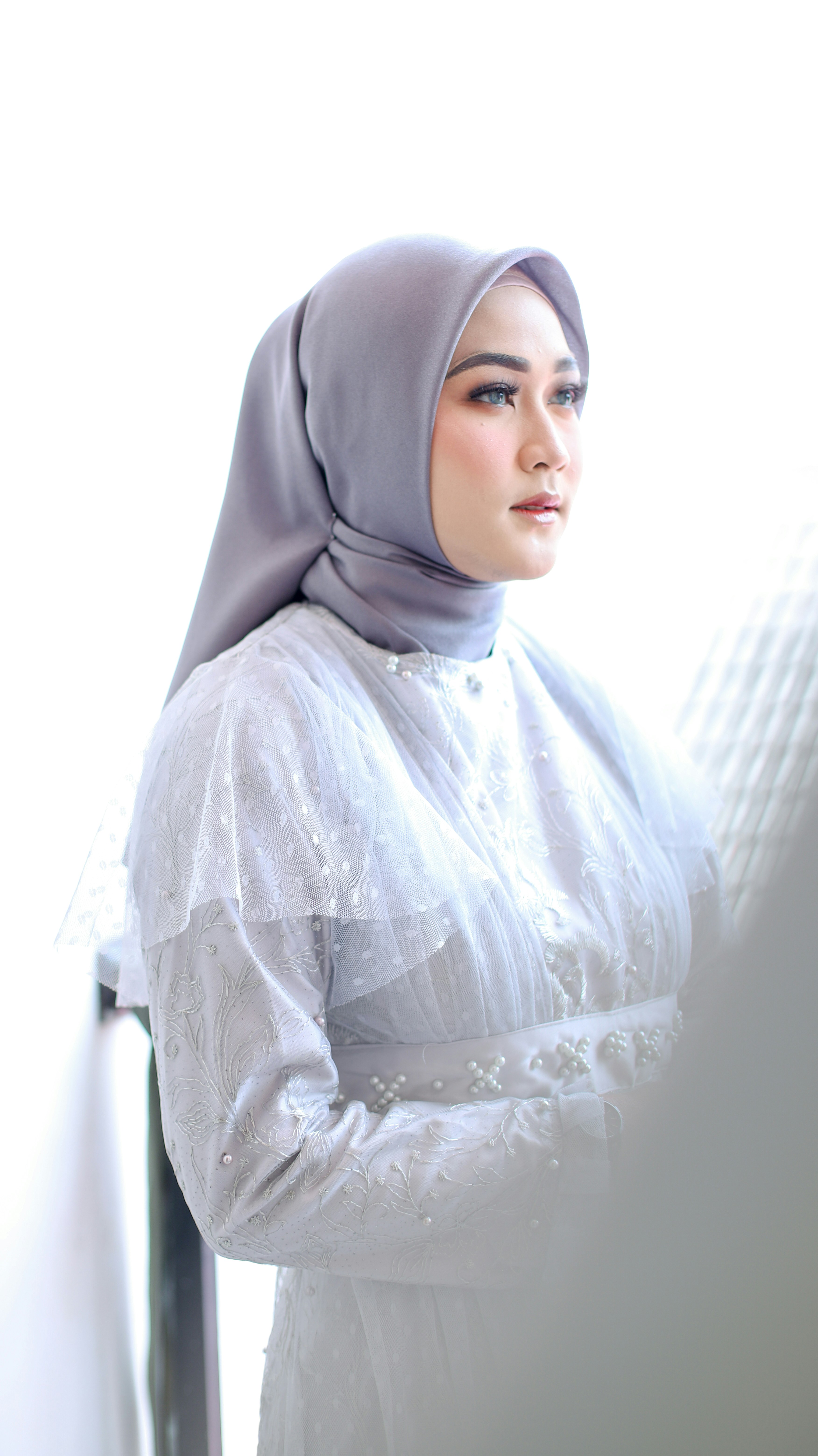 Foto Una mujer con un vestido blanco y un hijab – Imagen Pre boda gratis en Unsplash