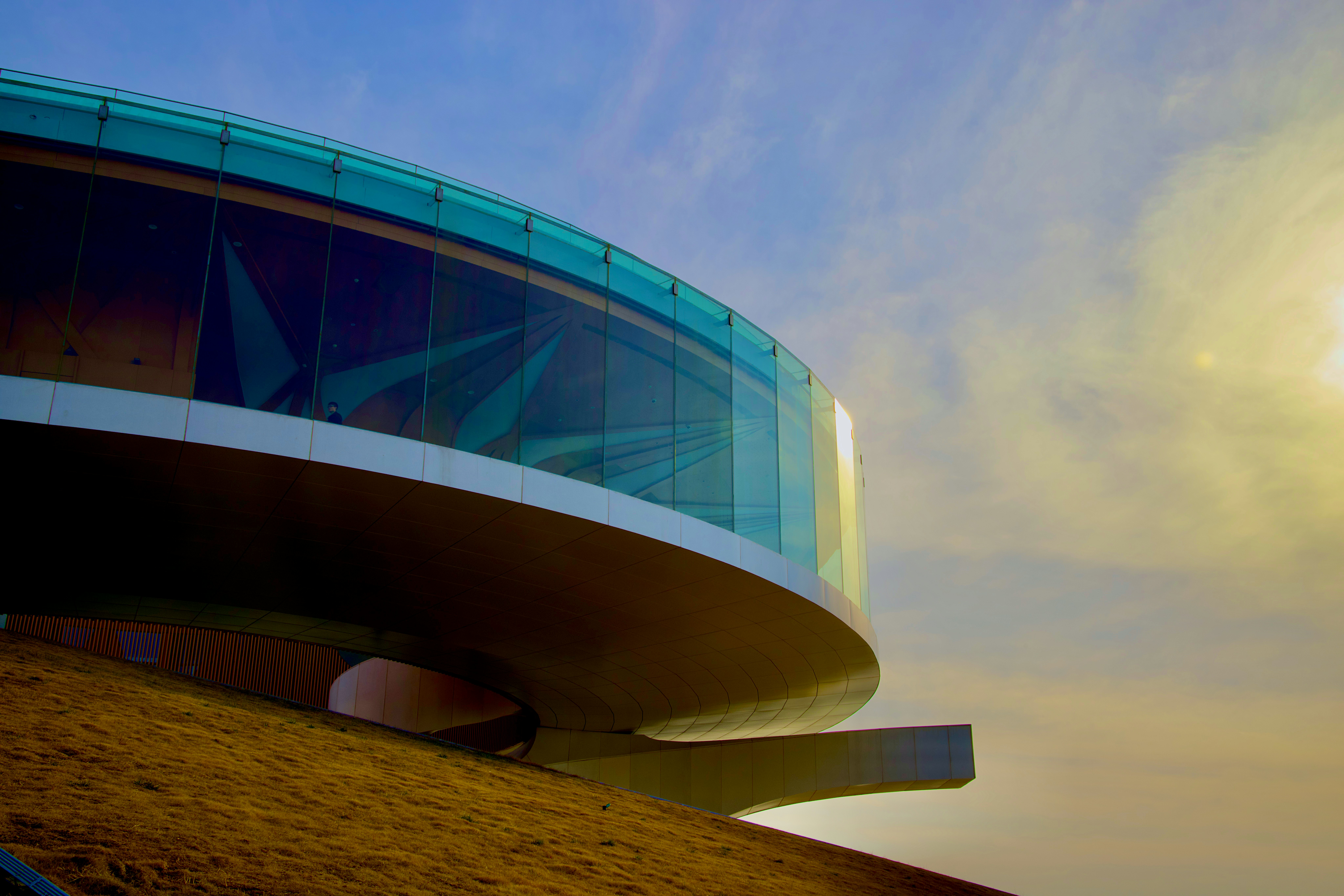 Un bâtiment courbe avec un fond de ciel photo – Photo Zhengzhou ...