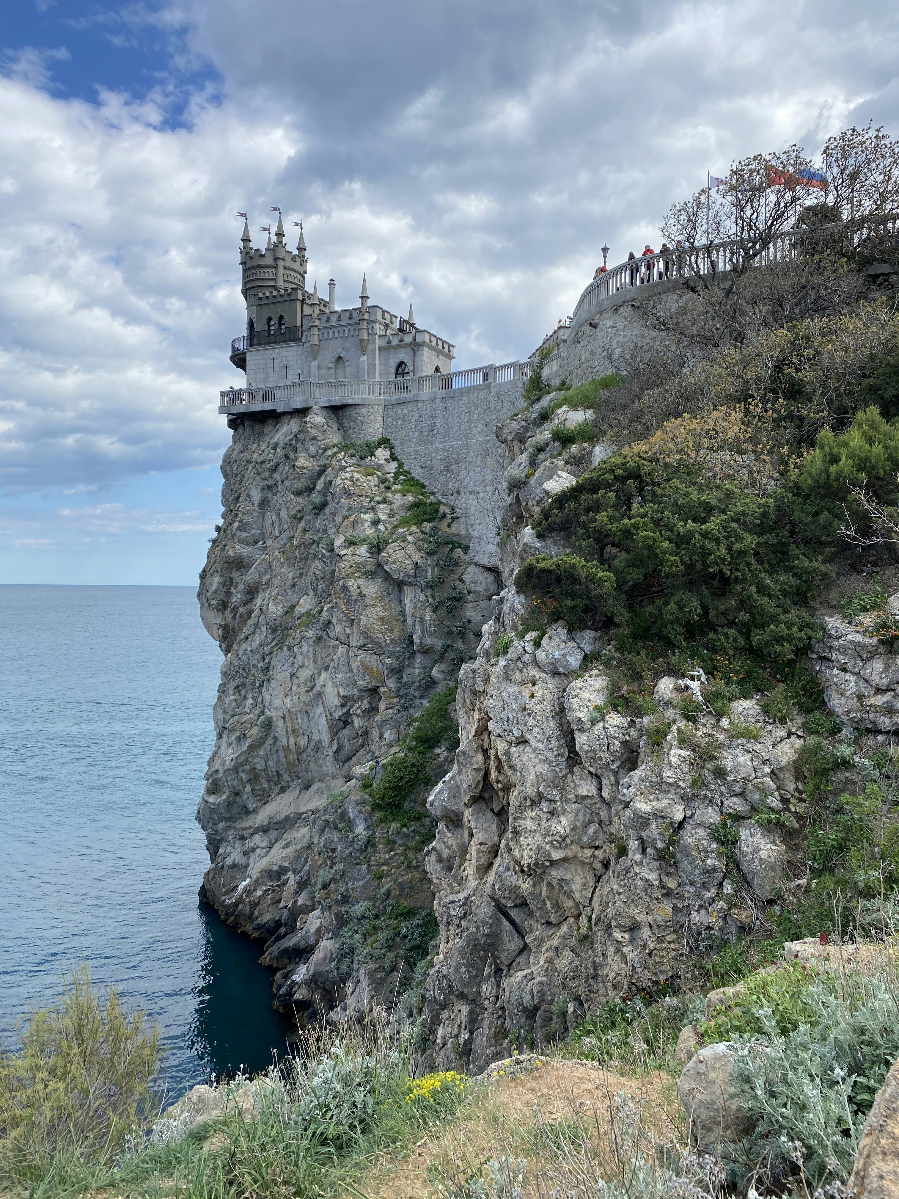 Foto Un castillo en un acantilado con vistas al océano – Imagen Rossi ...
