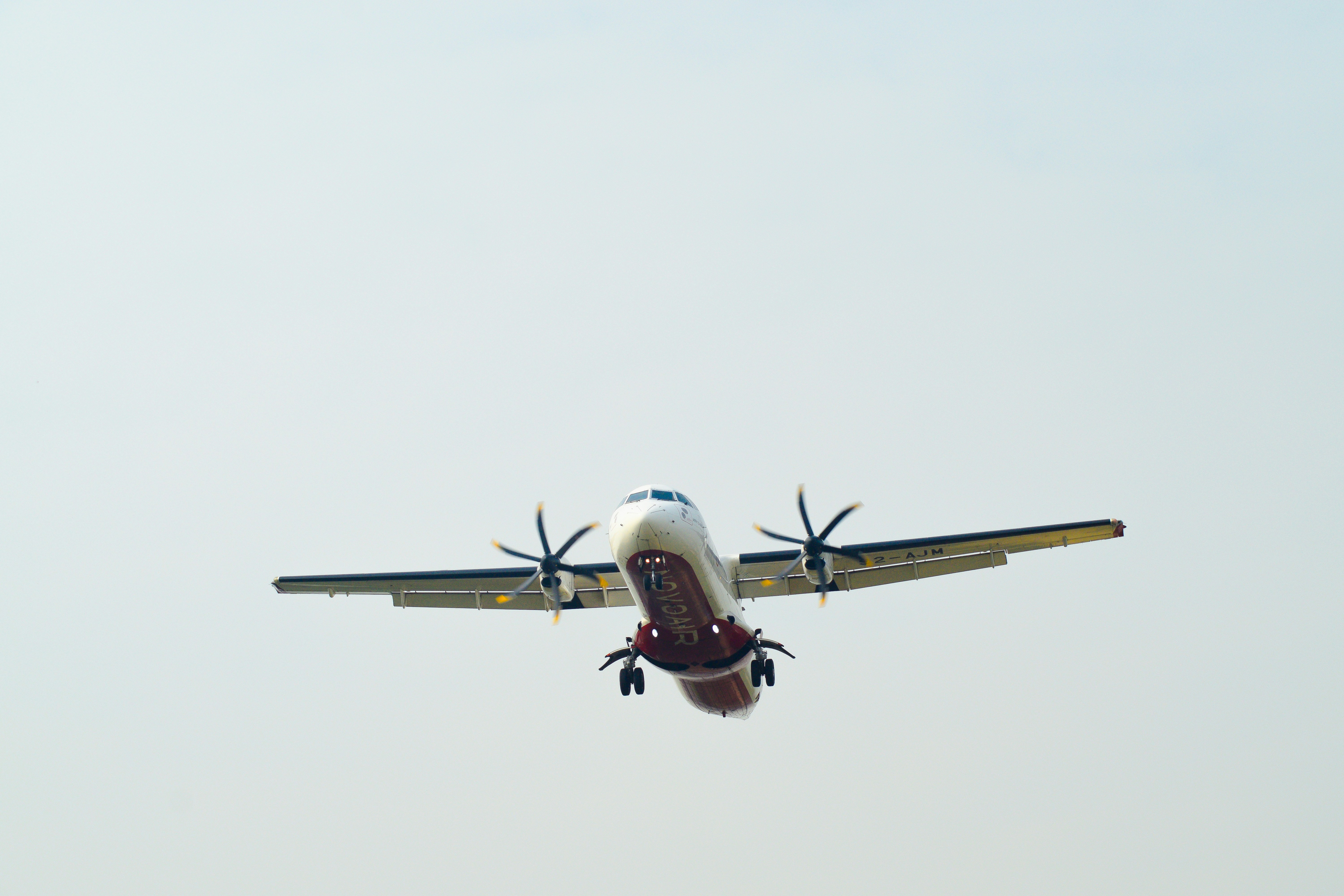 Un avion vole dans le ciel par temps clair photo – Photo Aéroport ...