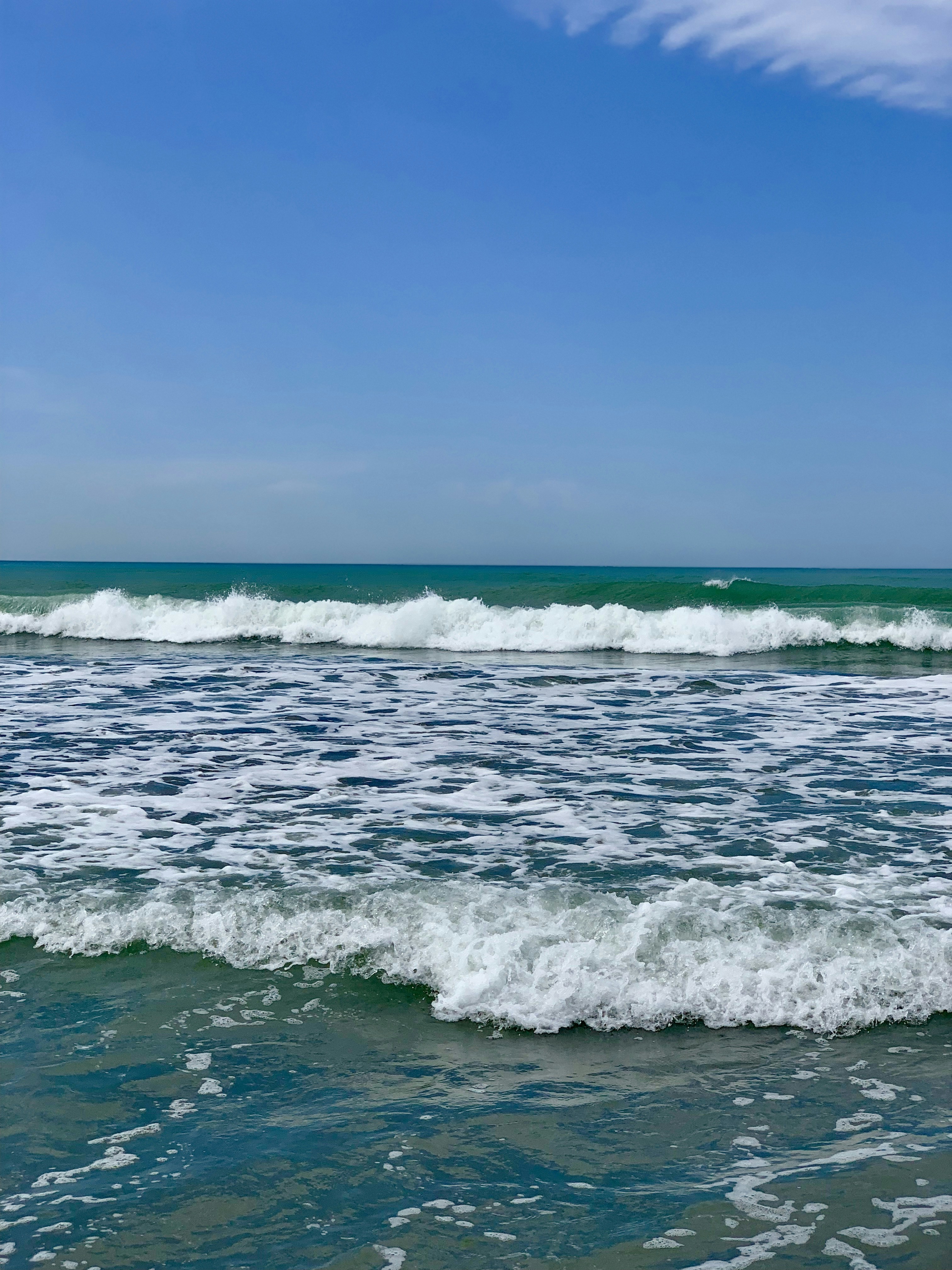 A wave is coming in to the shore photo – Free Sea Image on Unsplash