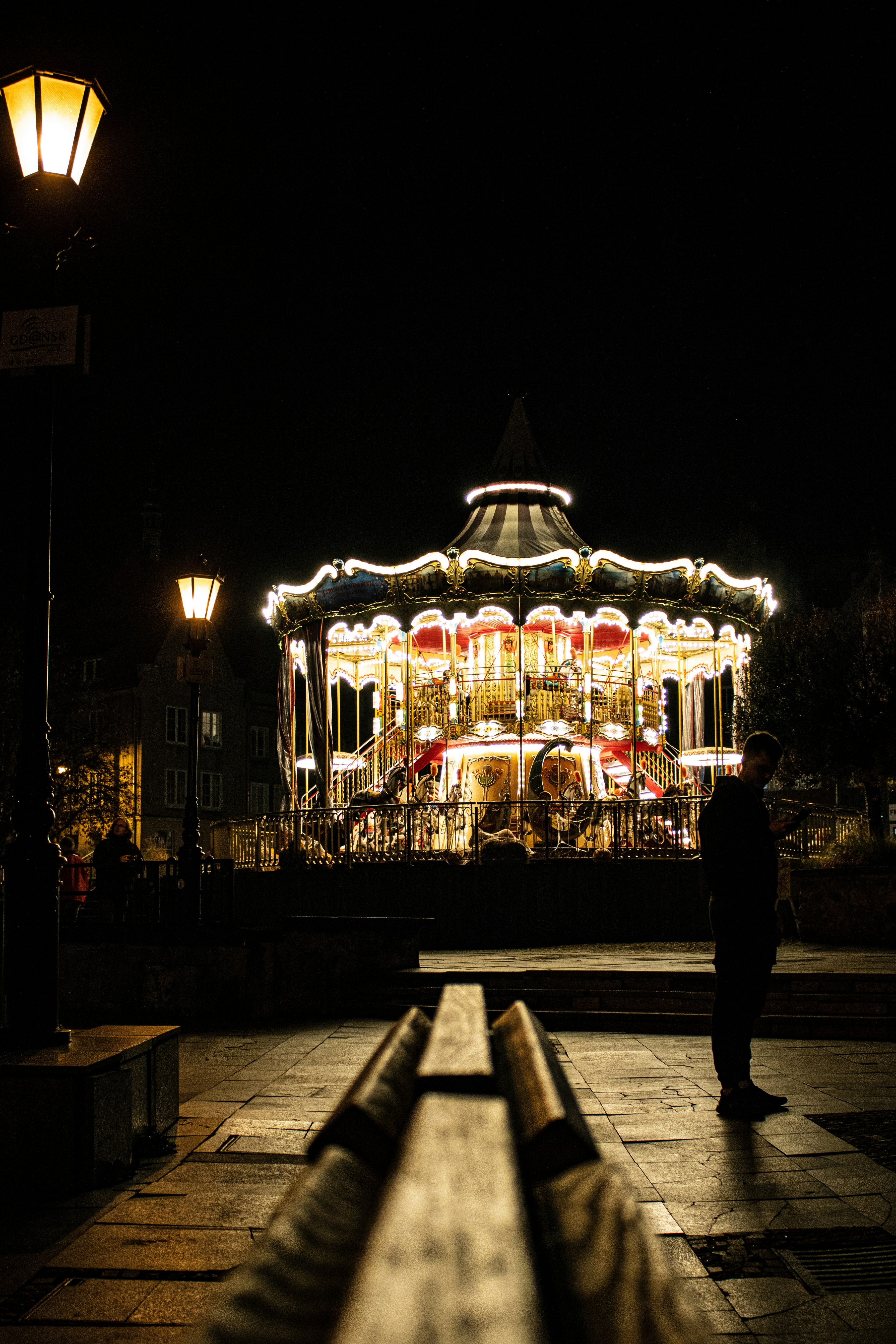 Un joyeux tour illuminé la nuit photo – Image gratuite de Carrousel sur ...