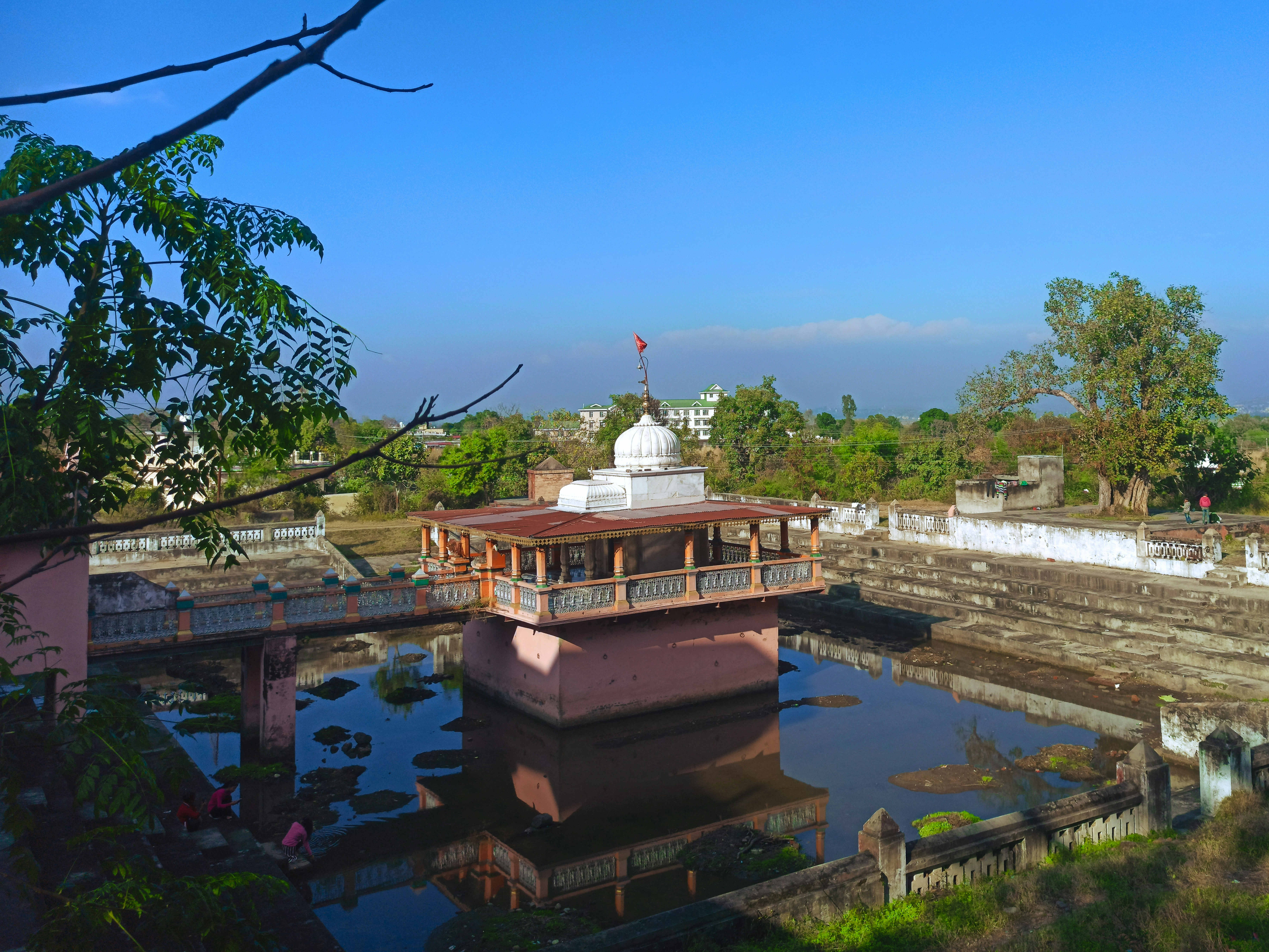 A small boat floating on top of a body of water photo – Free Haroli ...