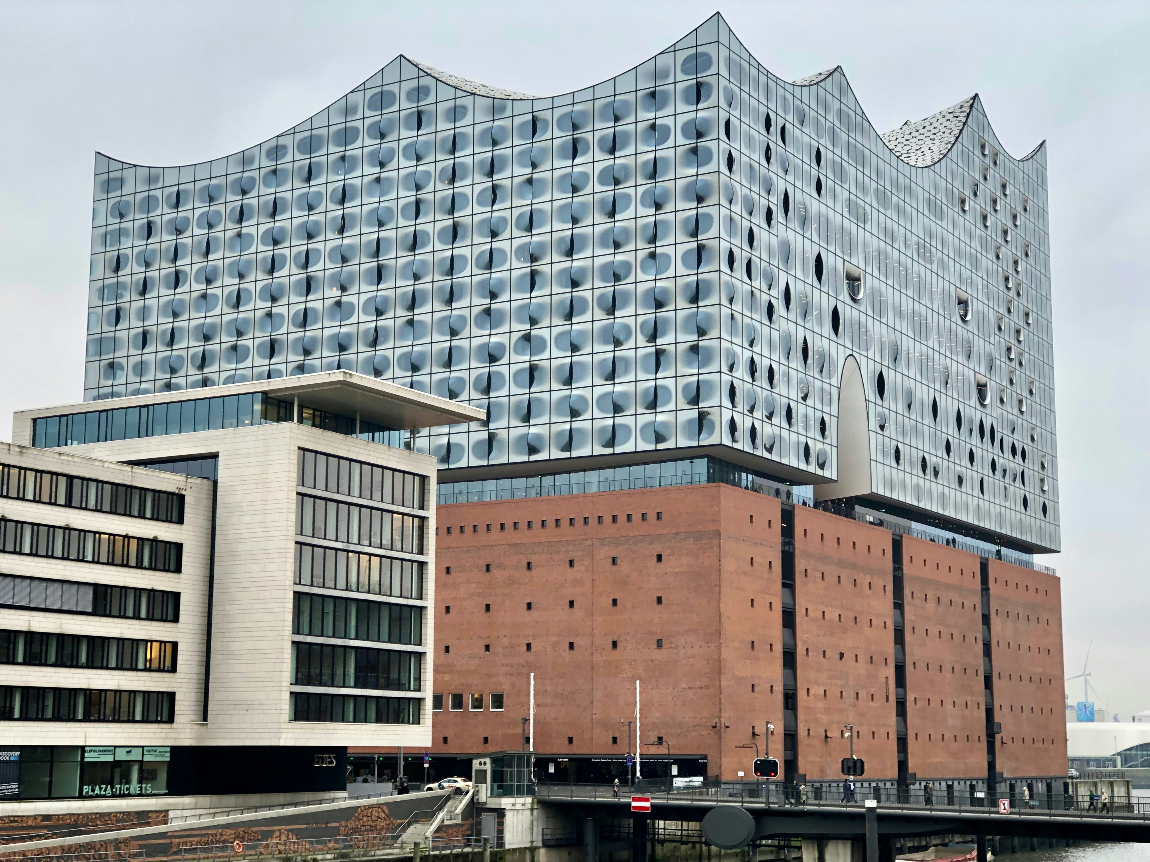 Un edificio muy alto junto a un cuerpo de agua foto – Imagen de Platz ...
