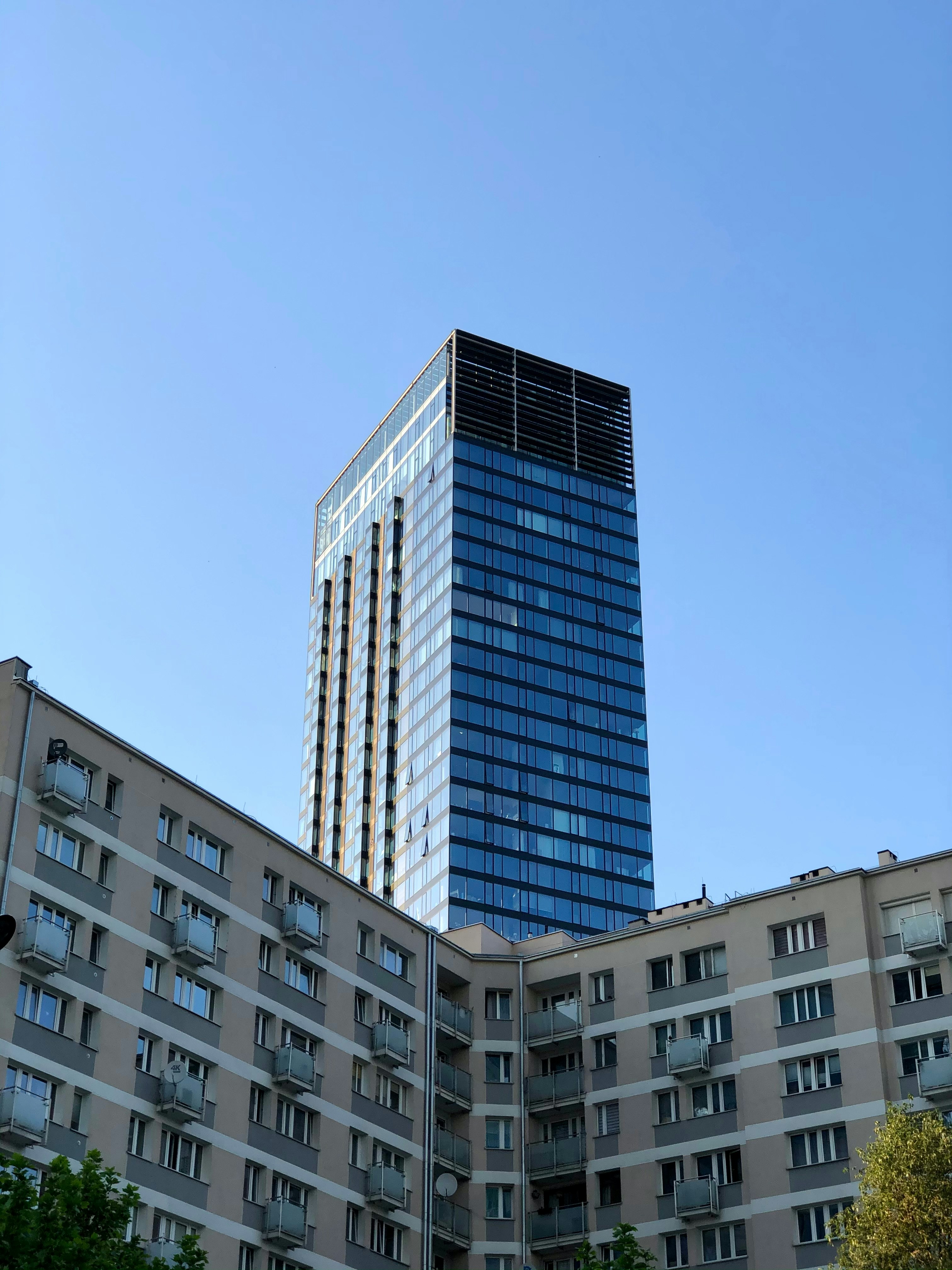 Foto Un edificio muy alto sentado en medio de una ciudad – Imagen ...