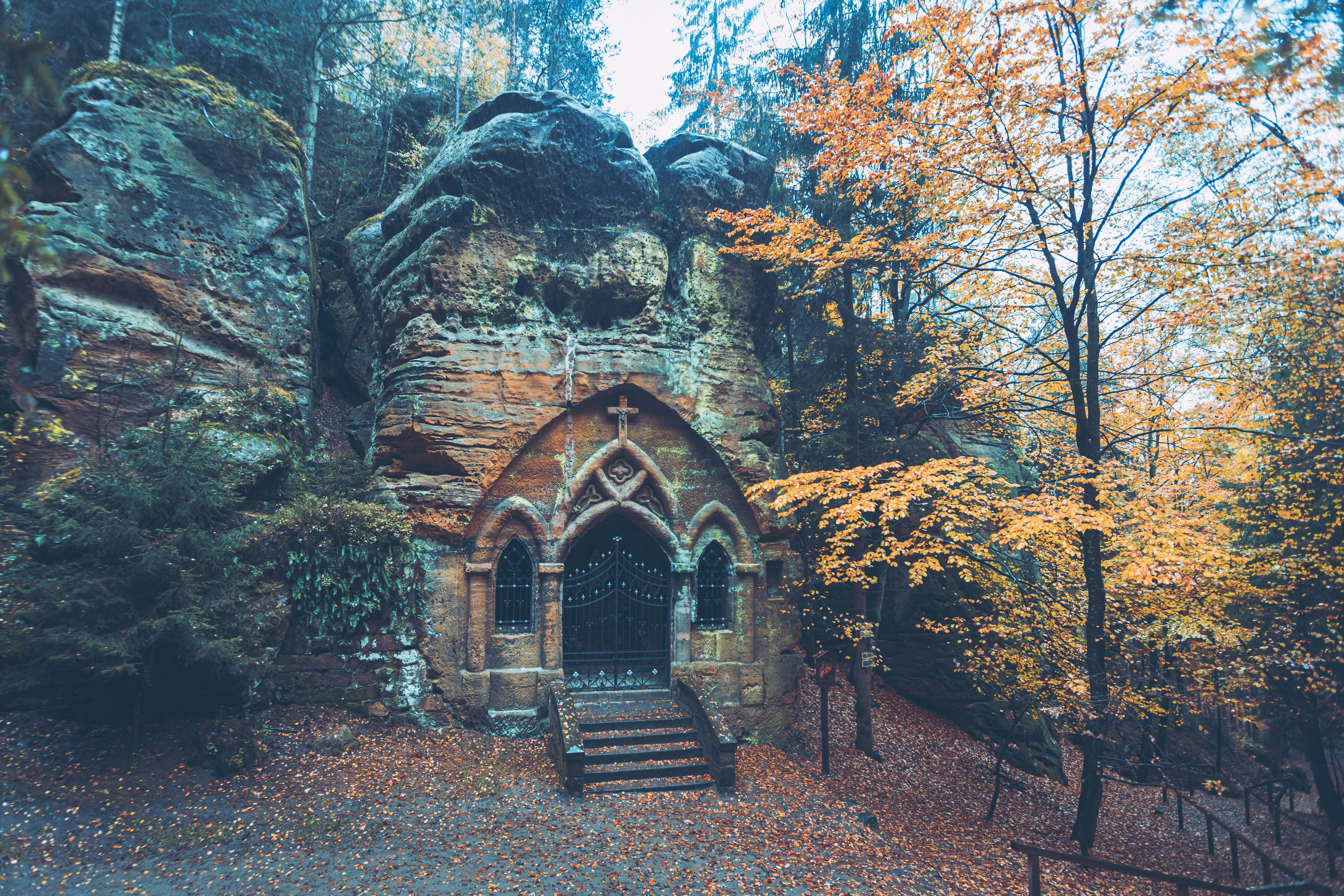 Amber Forest Chapel: A Stone-Carved Shrine Nestled in the Cliff