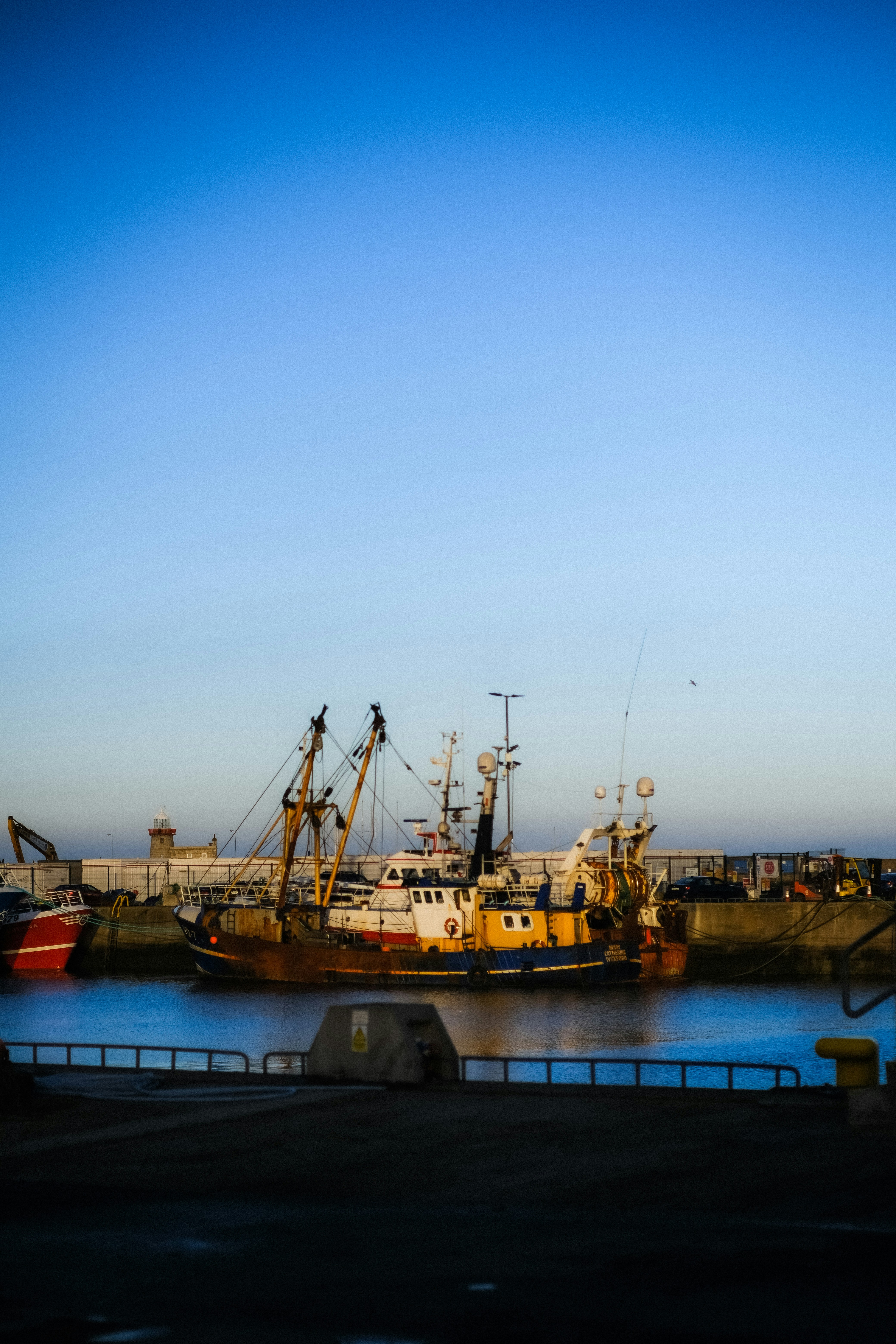 Un par de botes que están sentados en el agua foto – Imagen de Howth ...