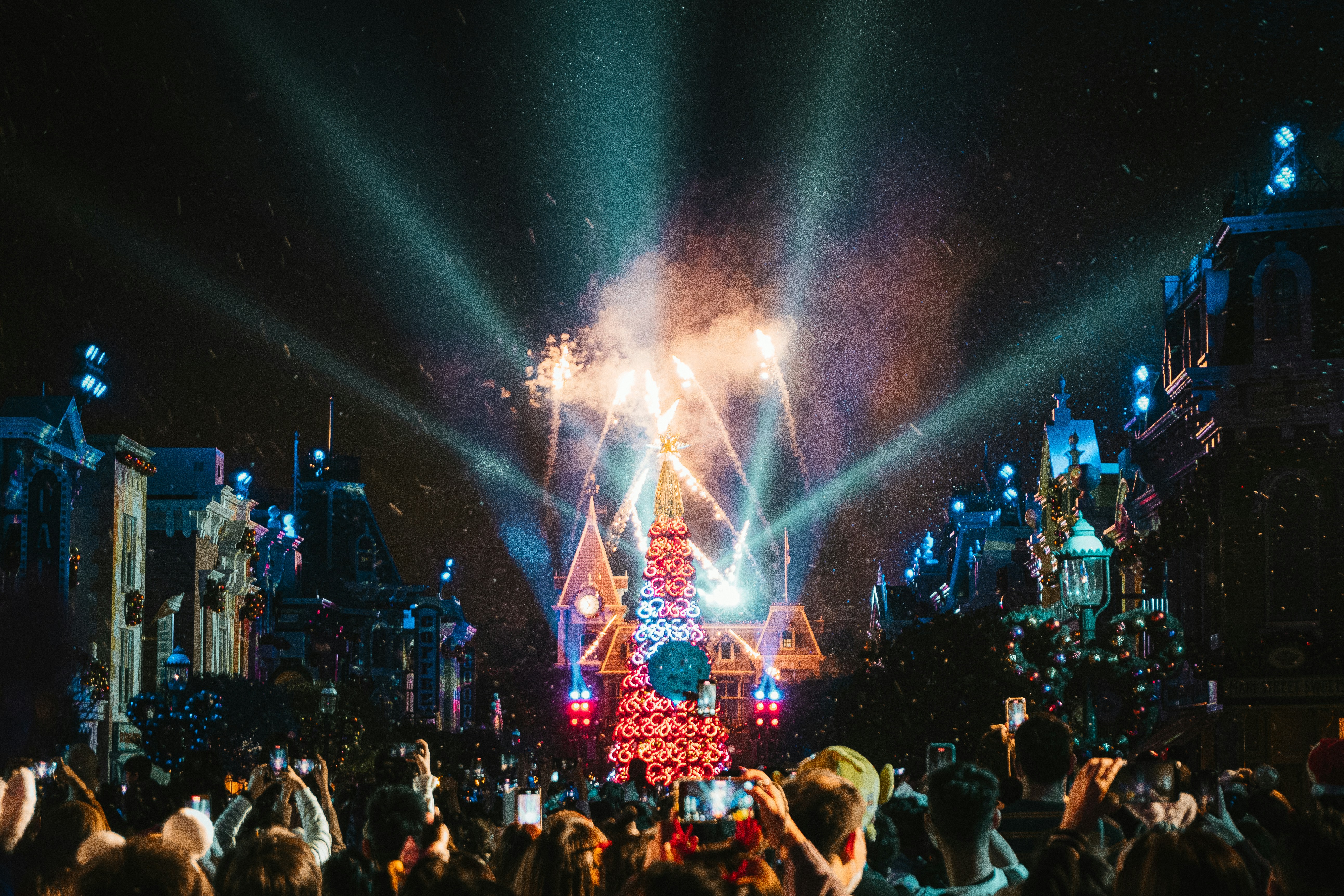 A crowd of people standing around a christmas tree photo – Free ...