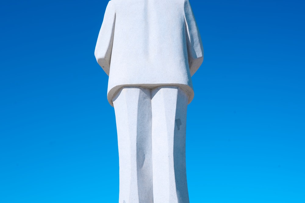 Une grande statue blanche d’un homme en costume blanc photo – Photo ... Une grande statue blanche d’un homme en costume blanc photo – Photo ...