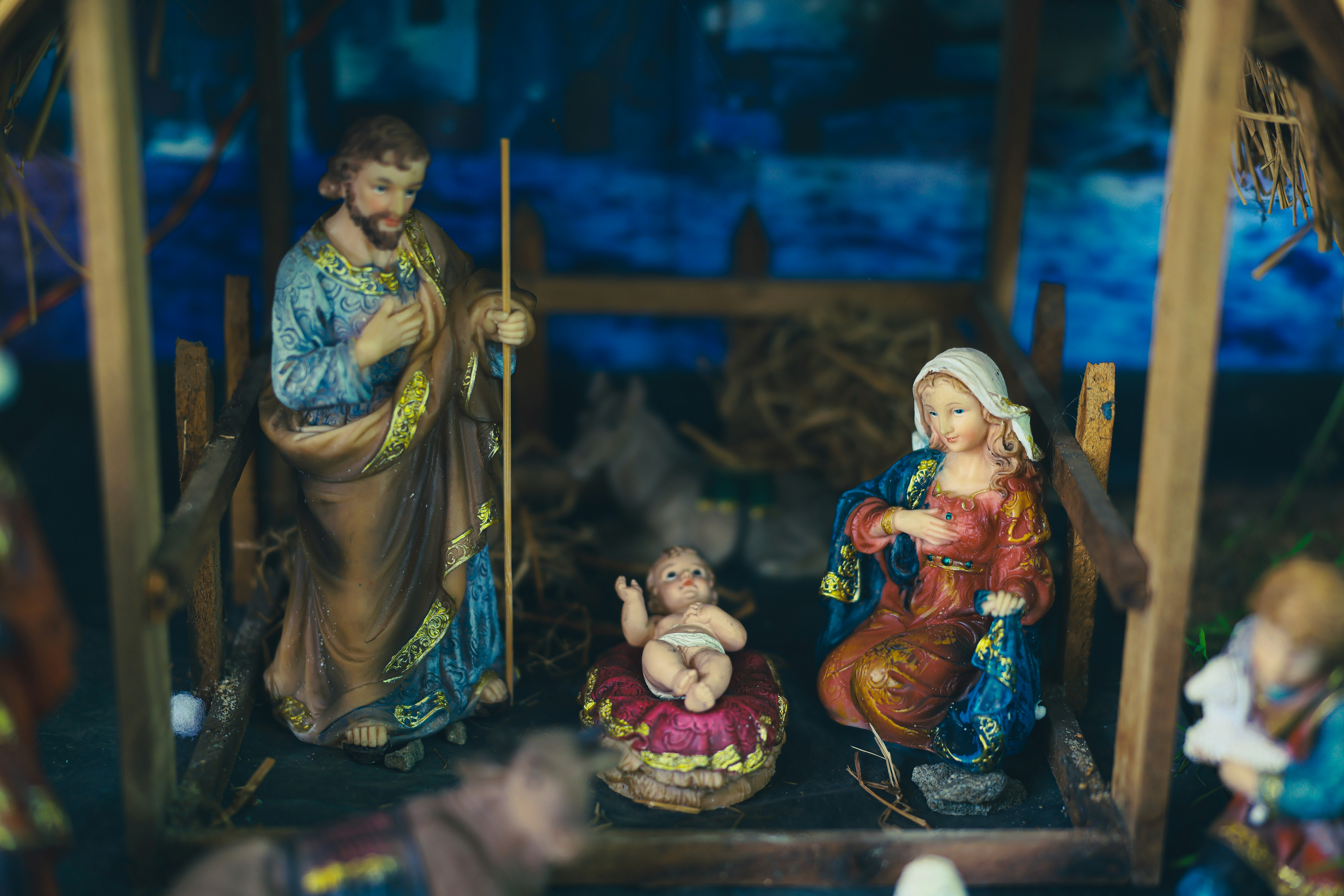 A nativity scene with figurines of jesus and baby jesus photo – Free ...