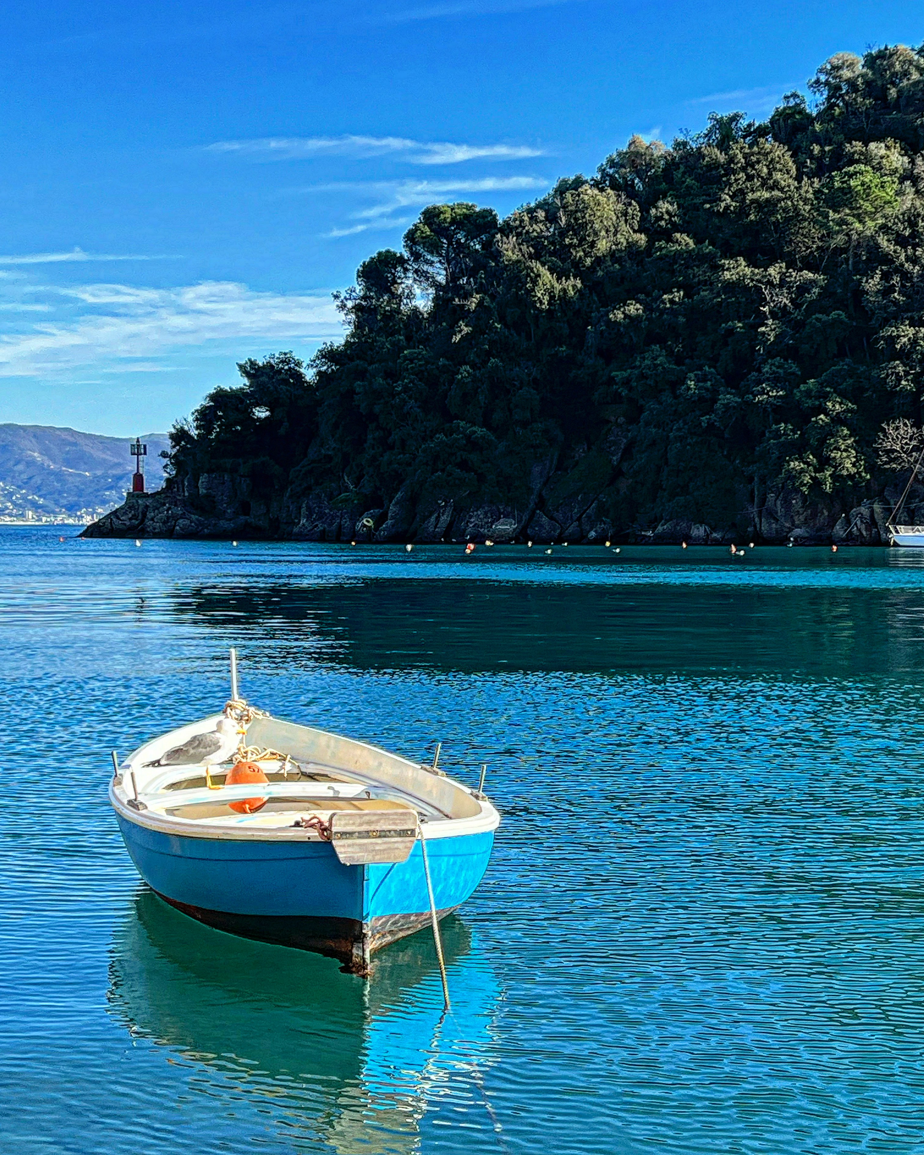 A small boat floating on top of a body of water photo – Free Italia ...