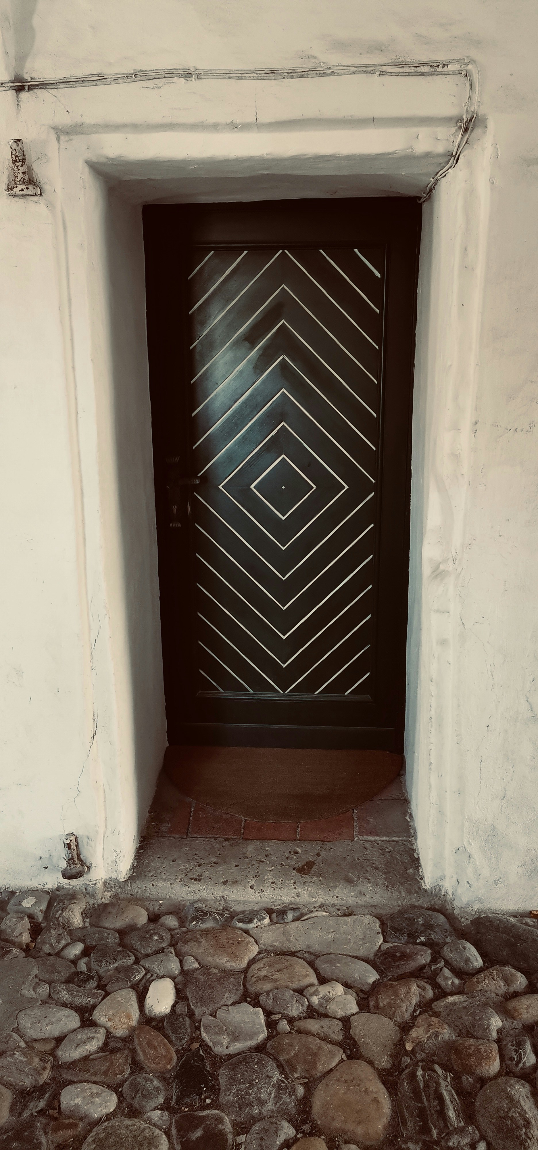 Diamond Gate in White Frame: An Entrant's Quiet Geometry
