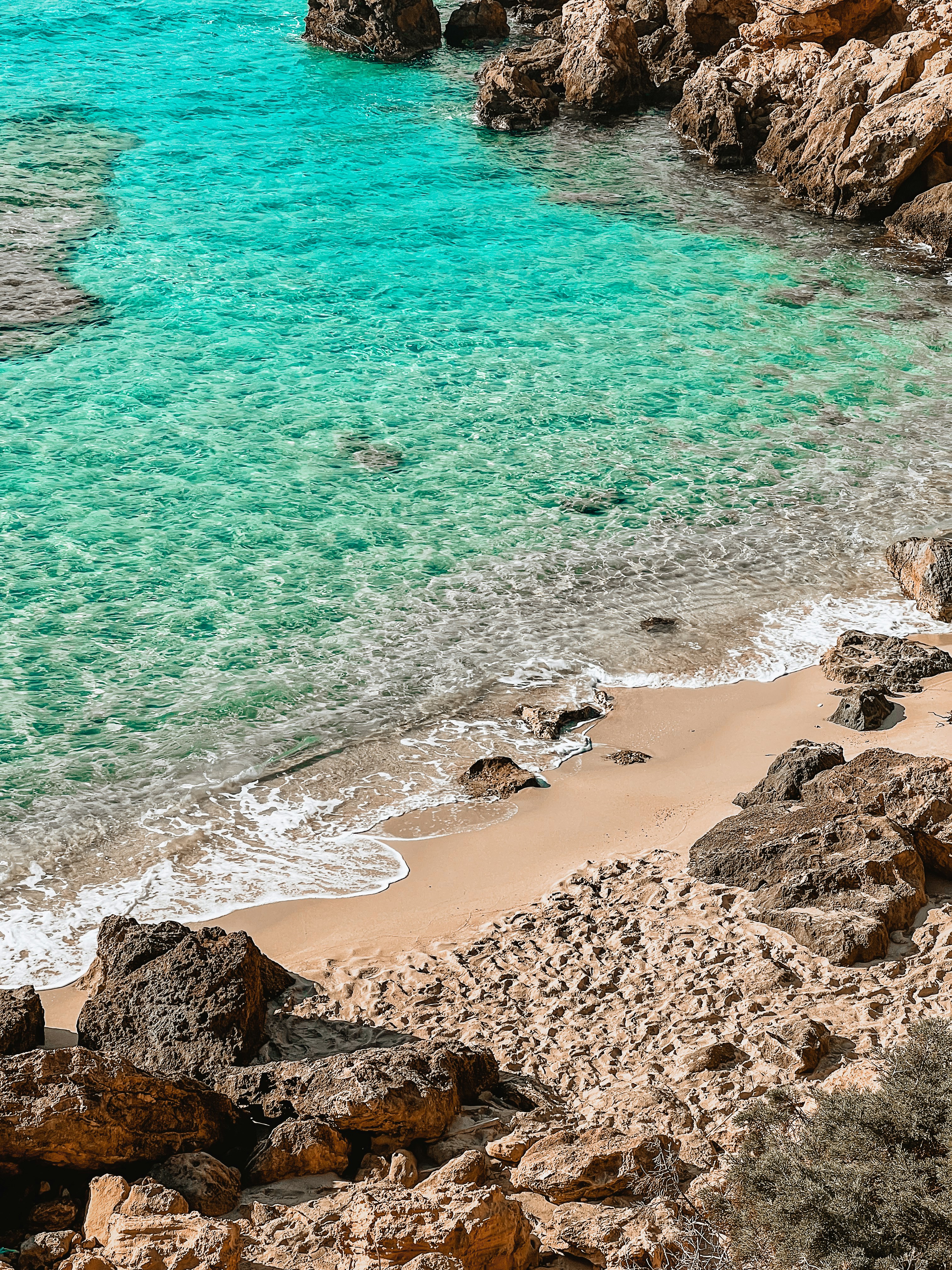 Foto Pantai berpasir di sebelah badan air – Gambar Laut Gratis di Unsplash