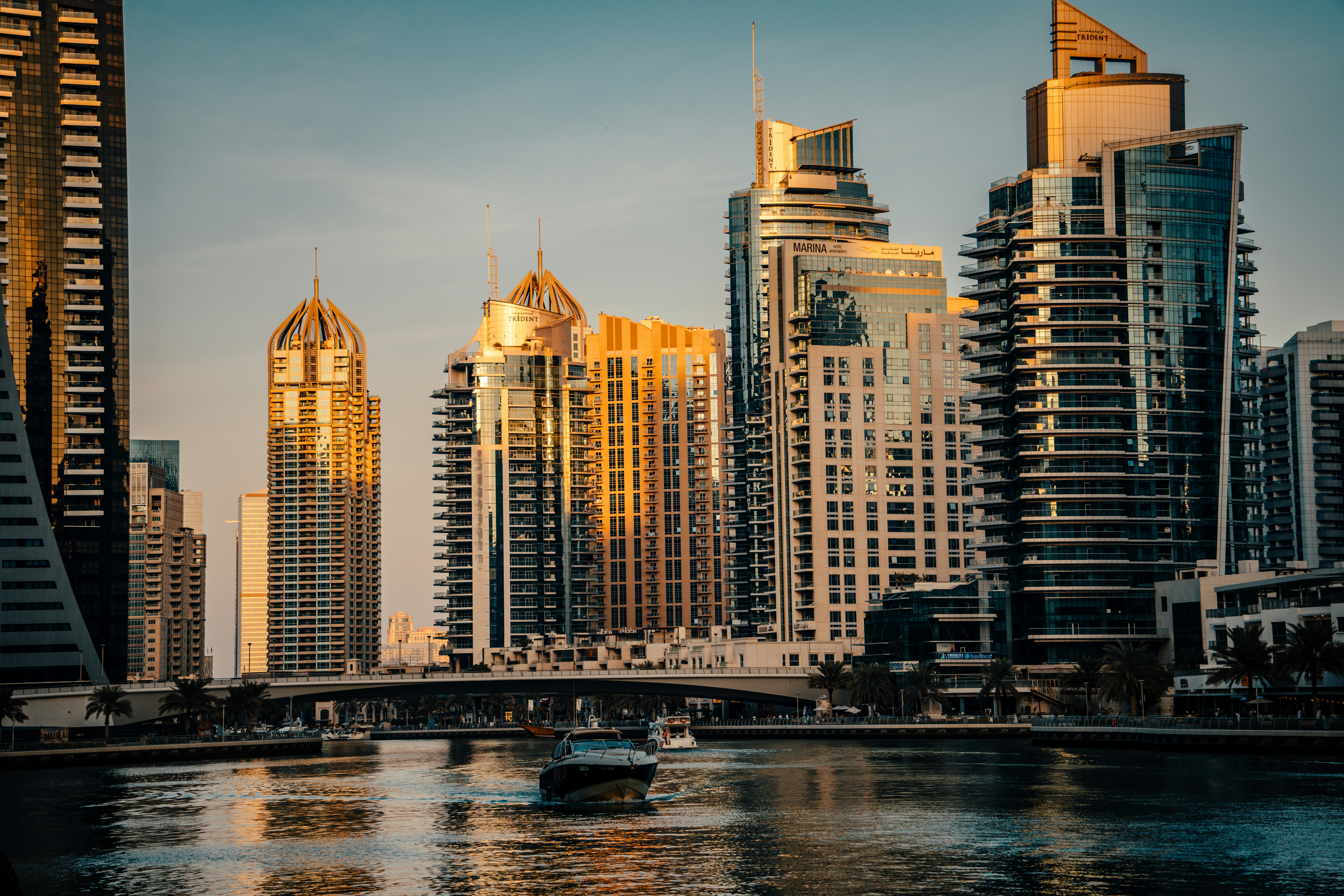 Foto Un barco que viaja por un río junto a edificios altos – Imagen ...